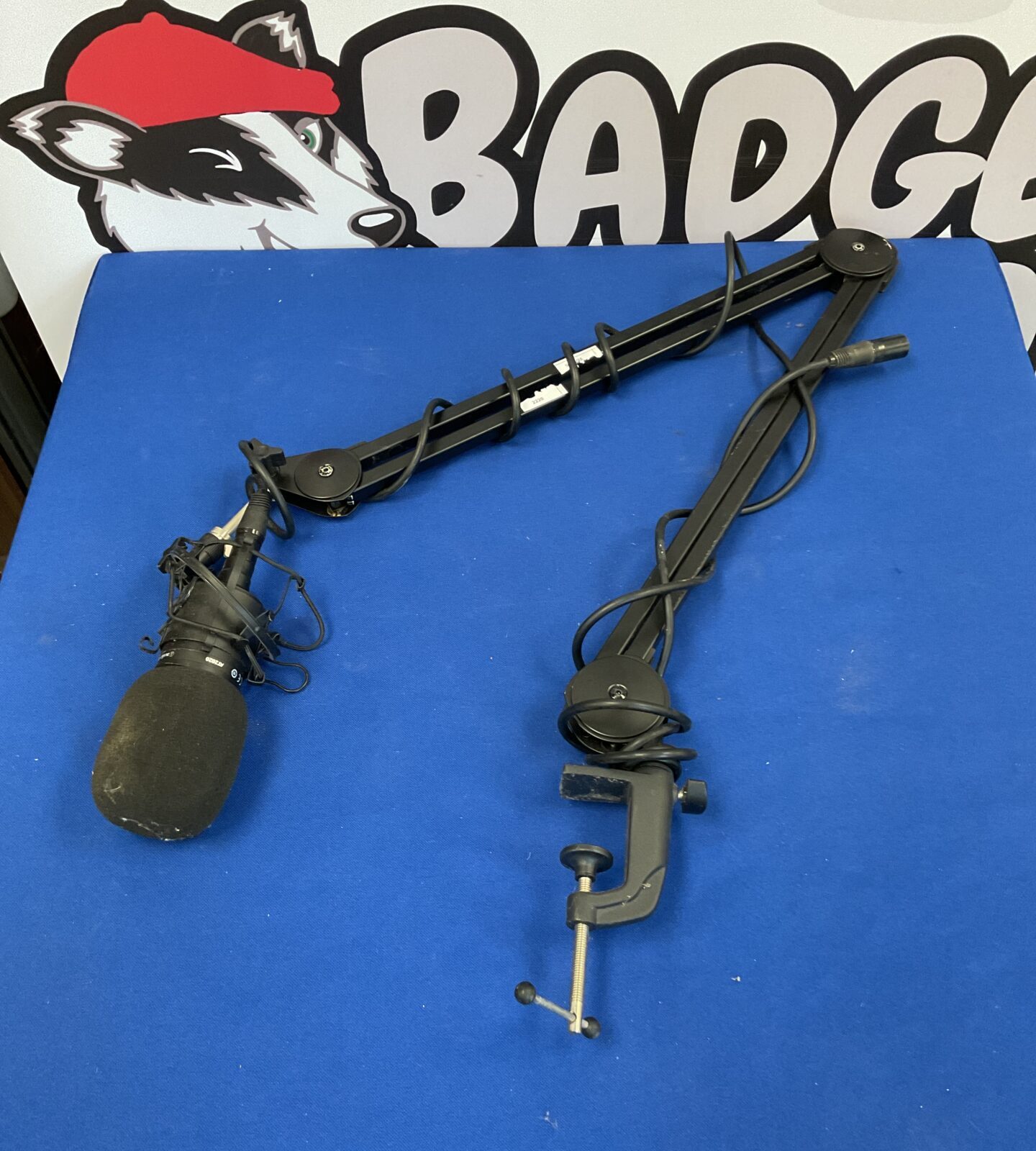 Audio technica microphone on desk clamp arm – Badgers Auctions