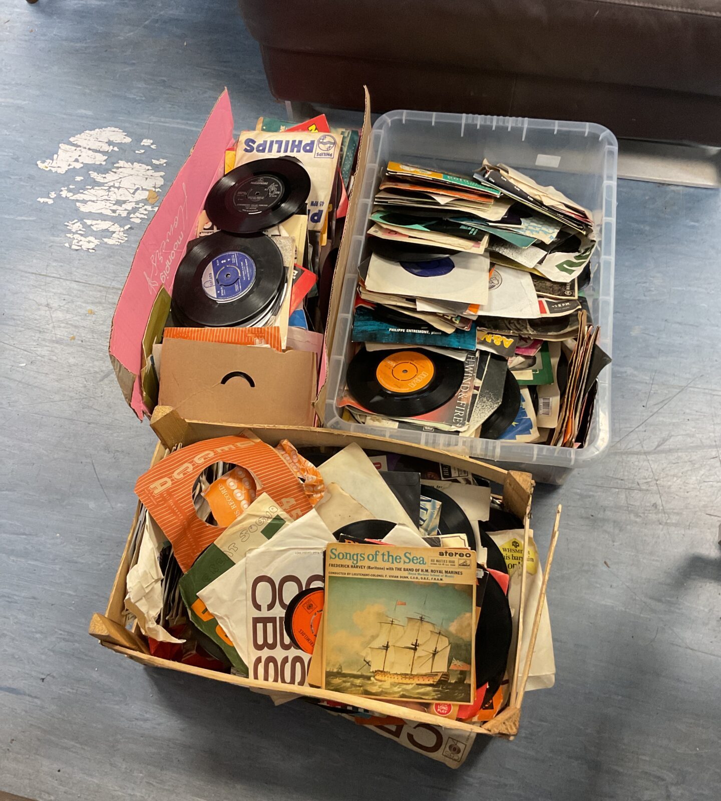 Three boxes of 7” single vinyl records – Badgers Auctions