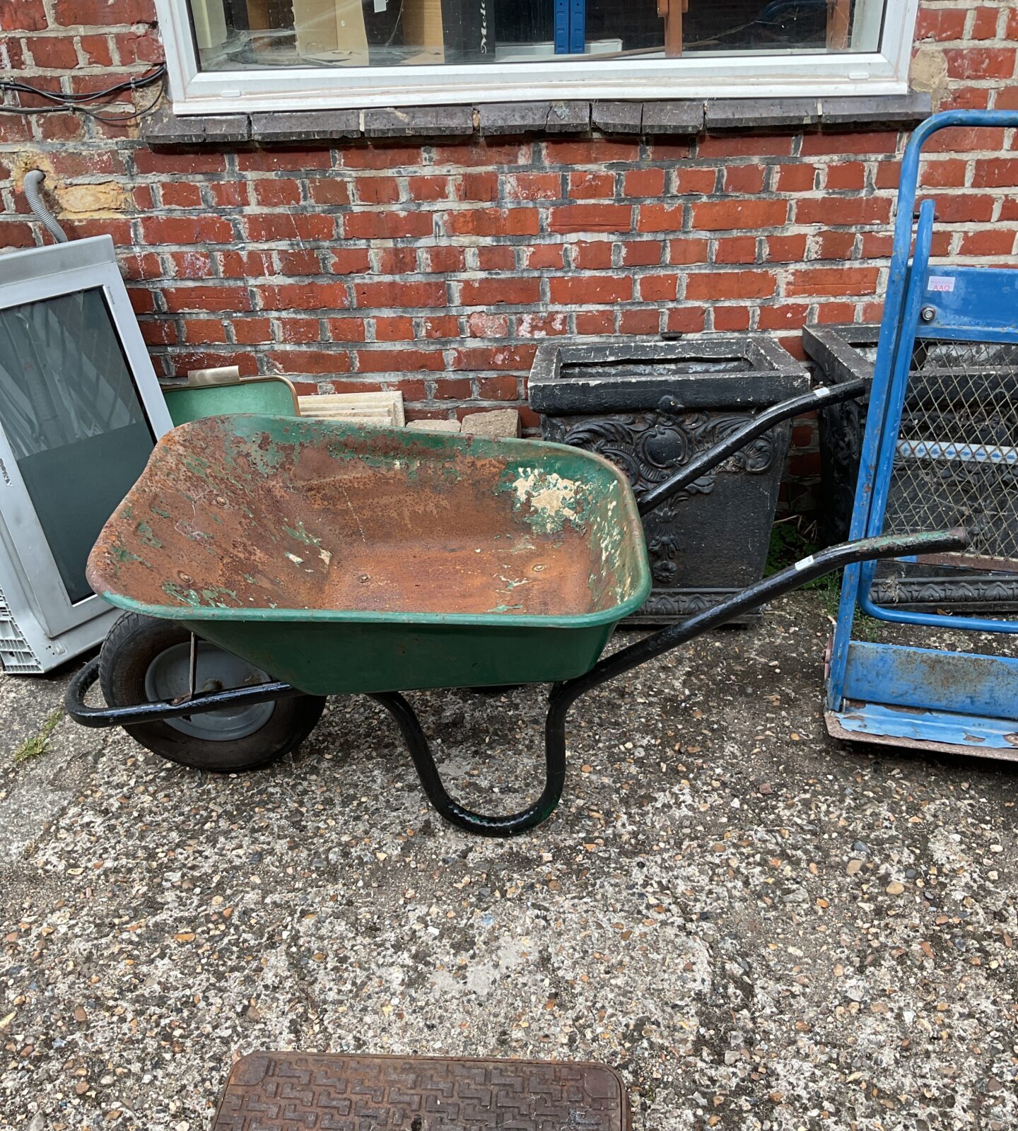 Green metal wheelbarrow – Badgers Auctions