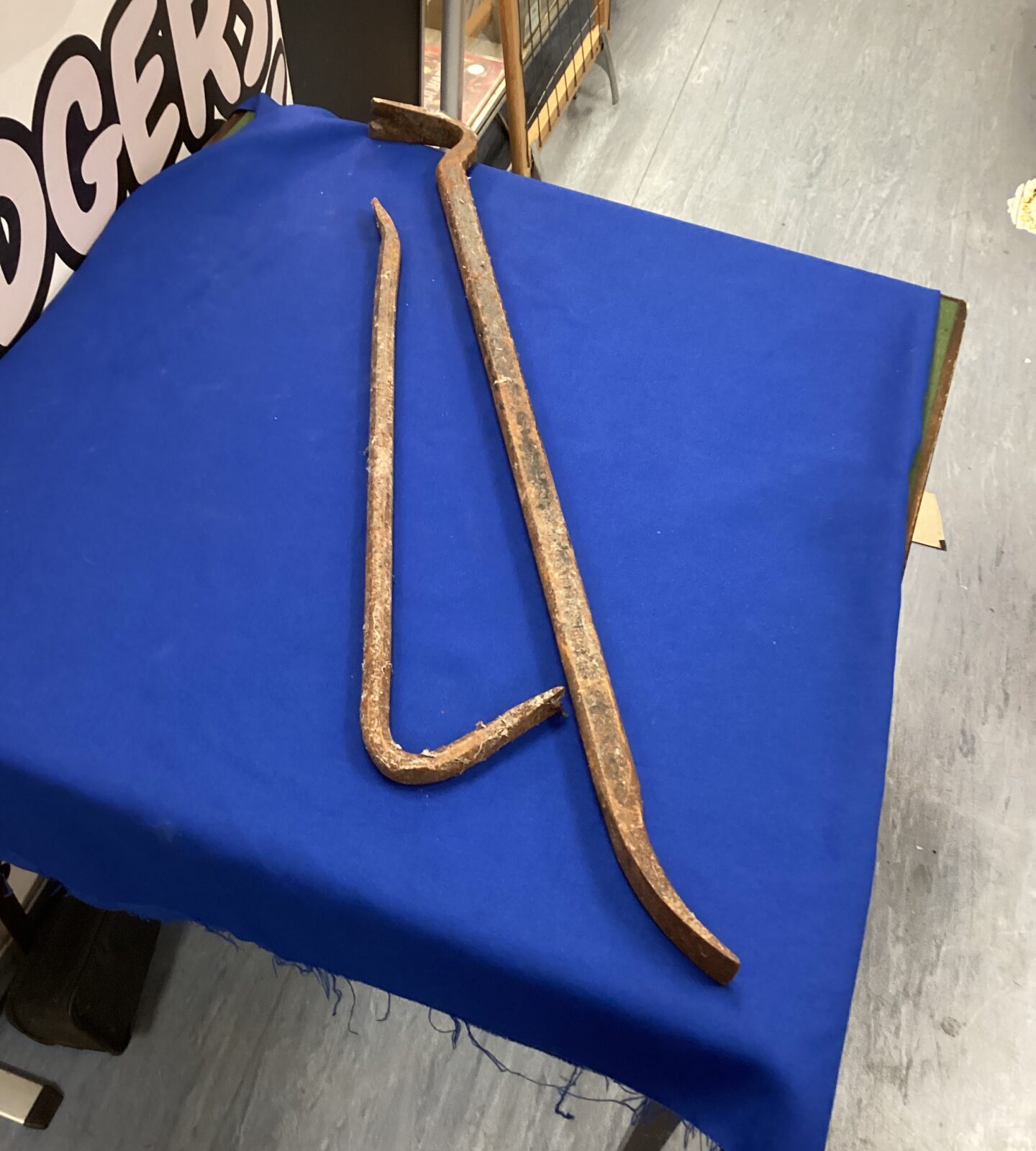 Two steel crowbars – Badgers Auctions