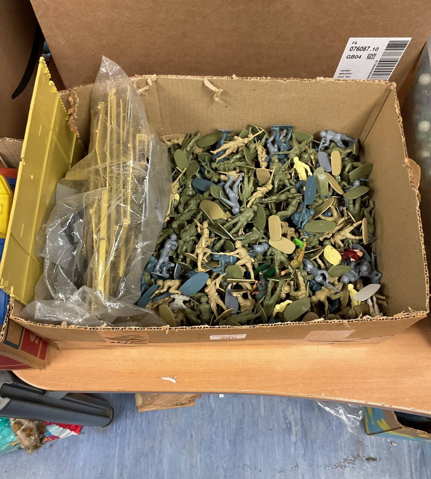 Large quantity of plastic war soliders and building – Badgers Auctions