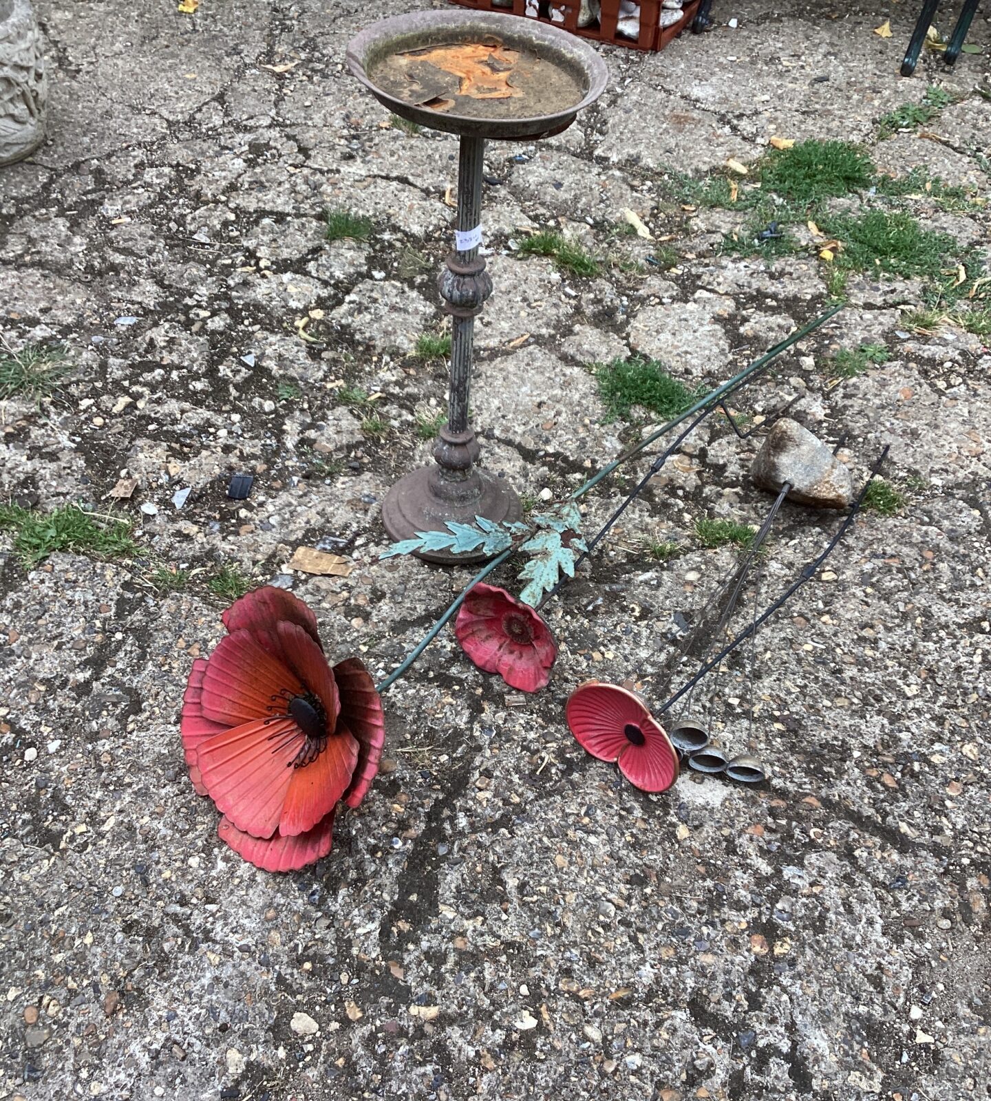 Metal Garden Poppy’s with bird Bath – Badgers Auctions