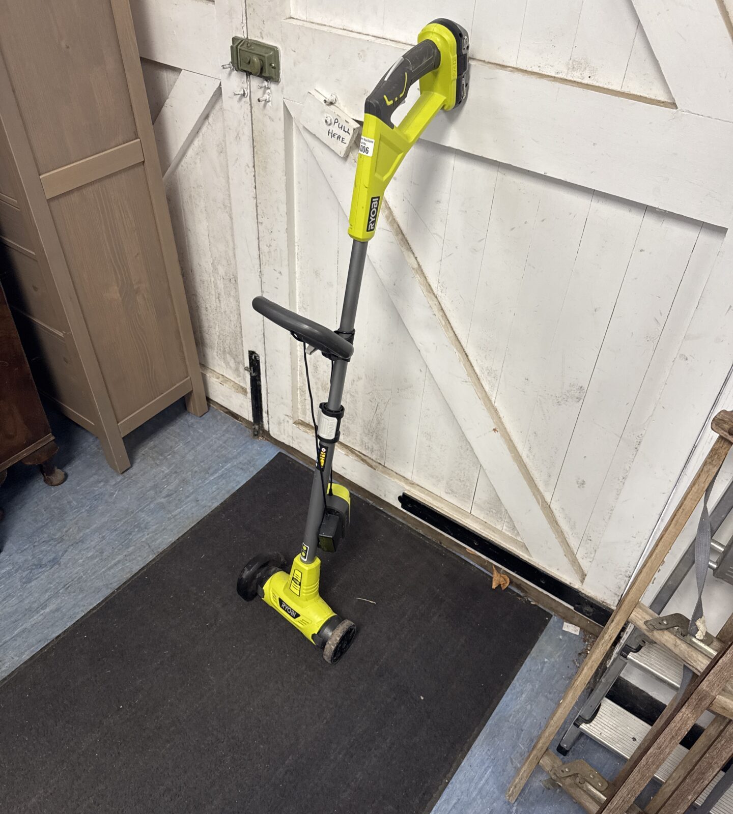 Ryobi one+ cordless patio cleaner with charger – working – Badgers Auctions