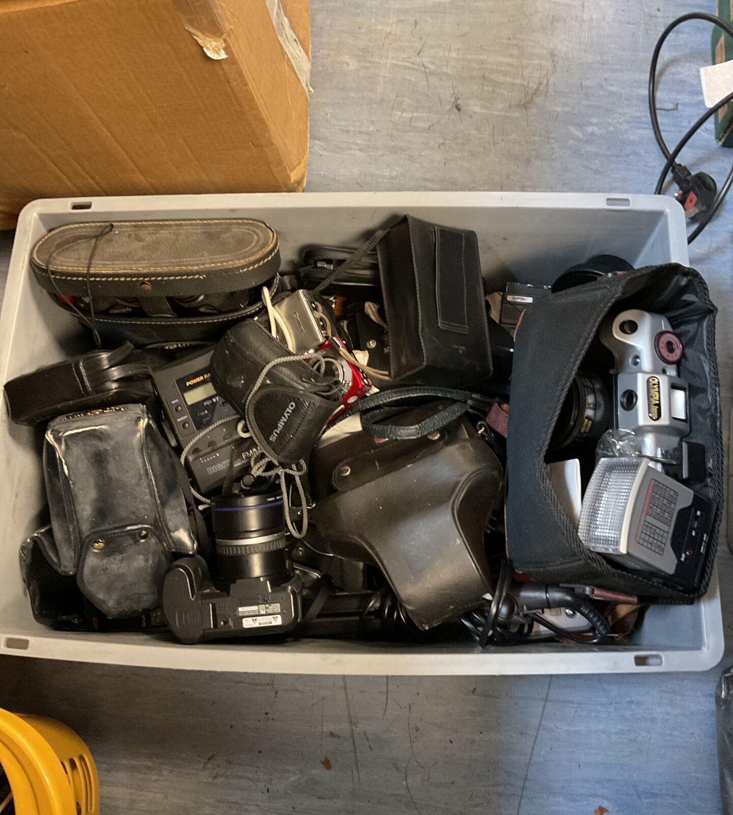 Large box of cameras including Olympus & fujifilm – Badgers Auctions