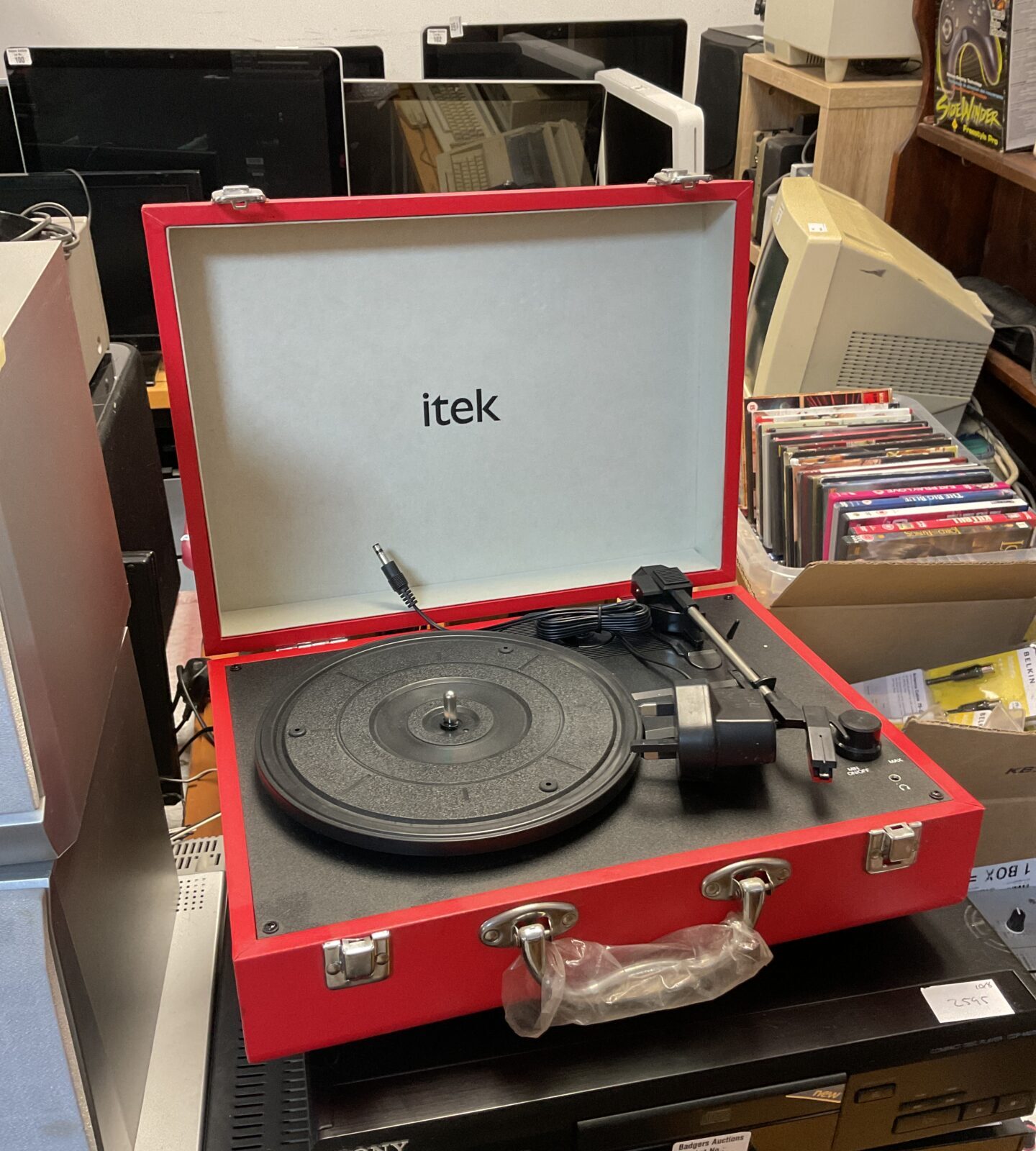 Red itek portable briefcase record player – Badgers Auctions