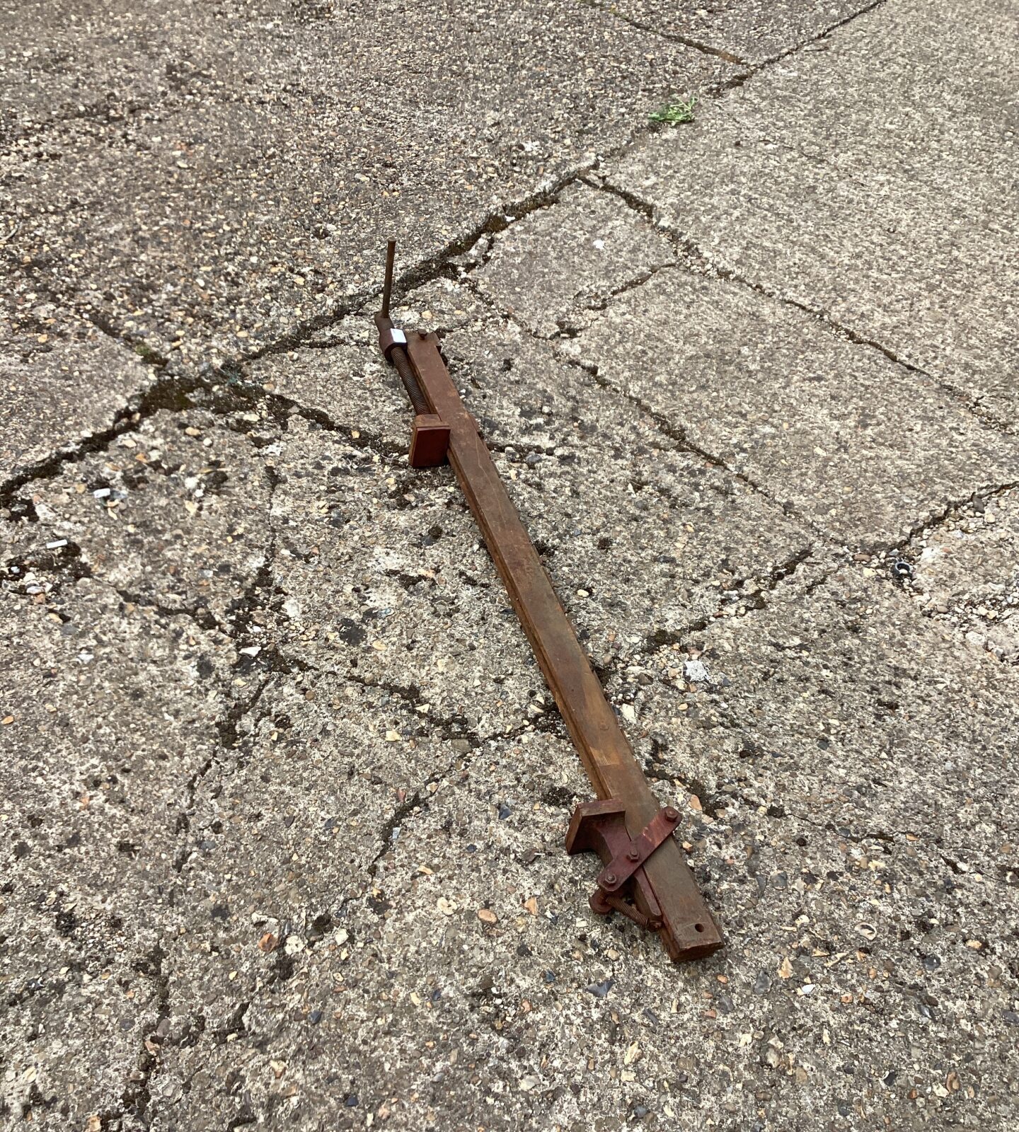 Large metal slash clamp – Badgers Auctions