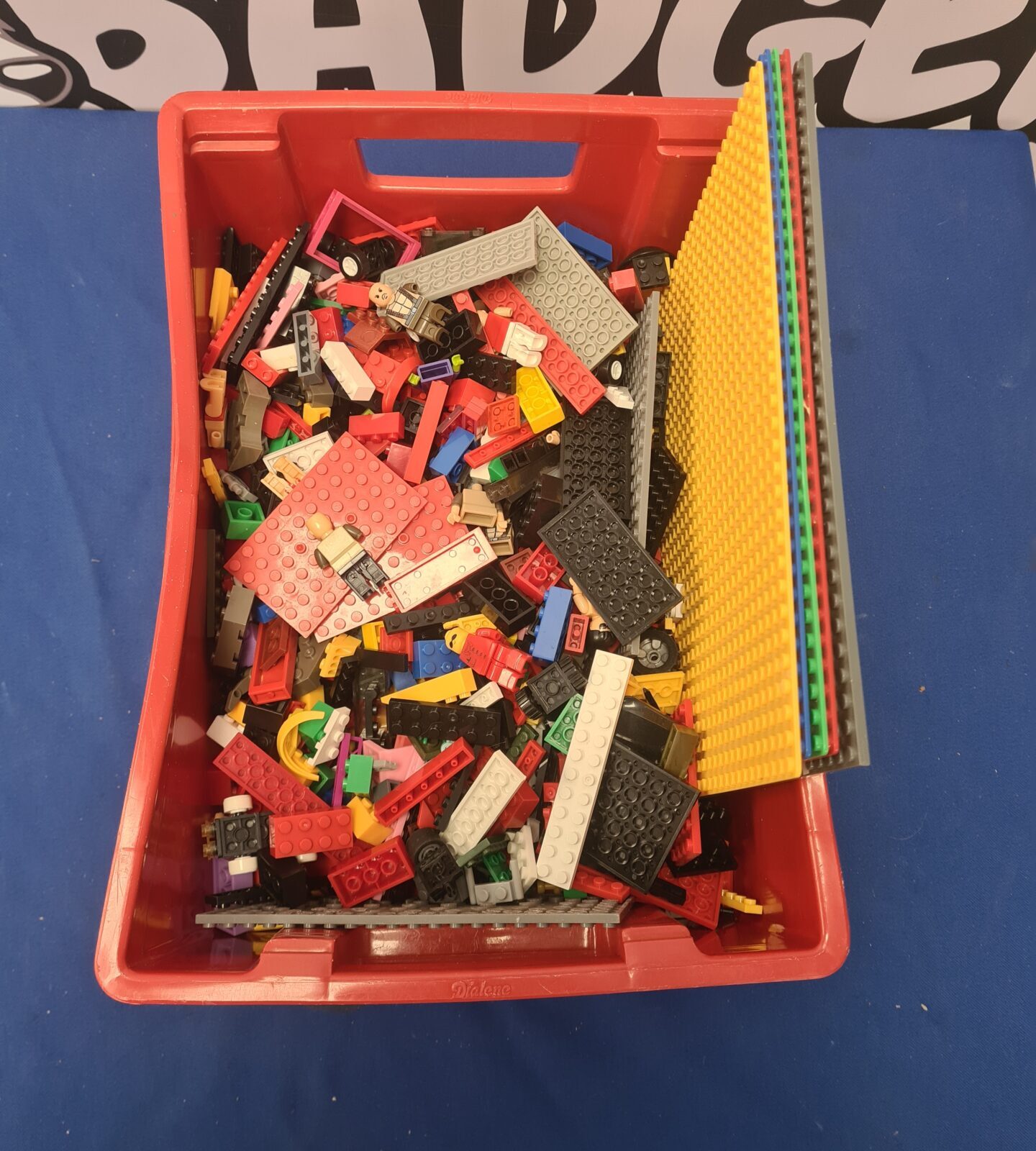 Box of mixed lego compatible buidling bricks – Badgers Auctions