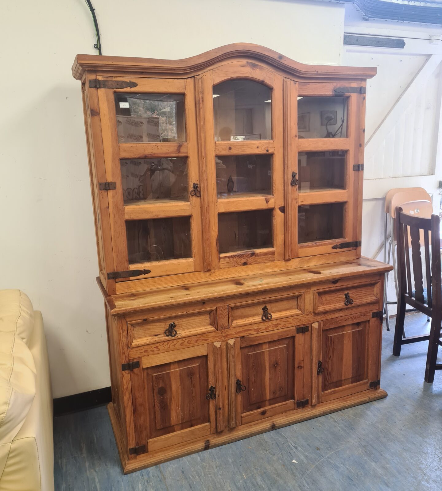 Large pine sideboard display cabinet – Badgers Auctions