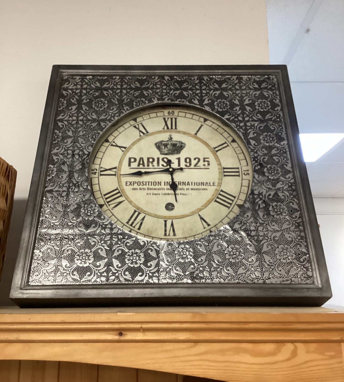 Large quartz paris wall clock – Badgers Auctions