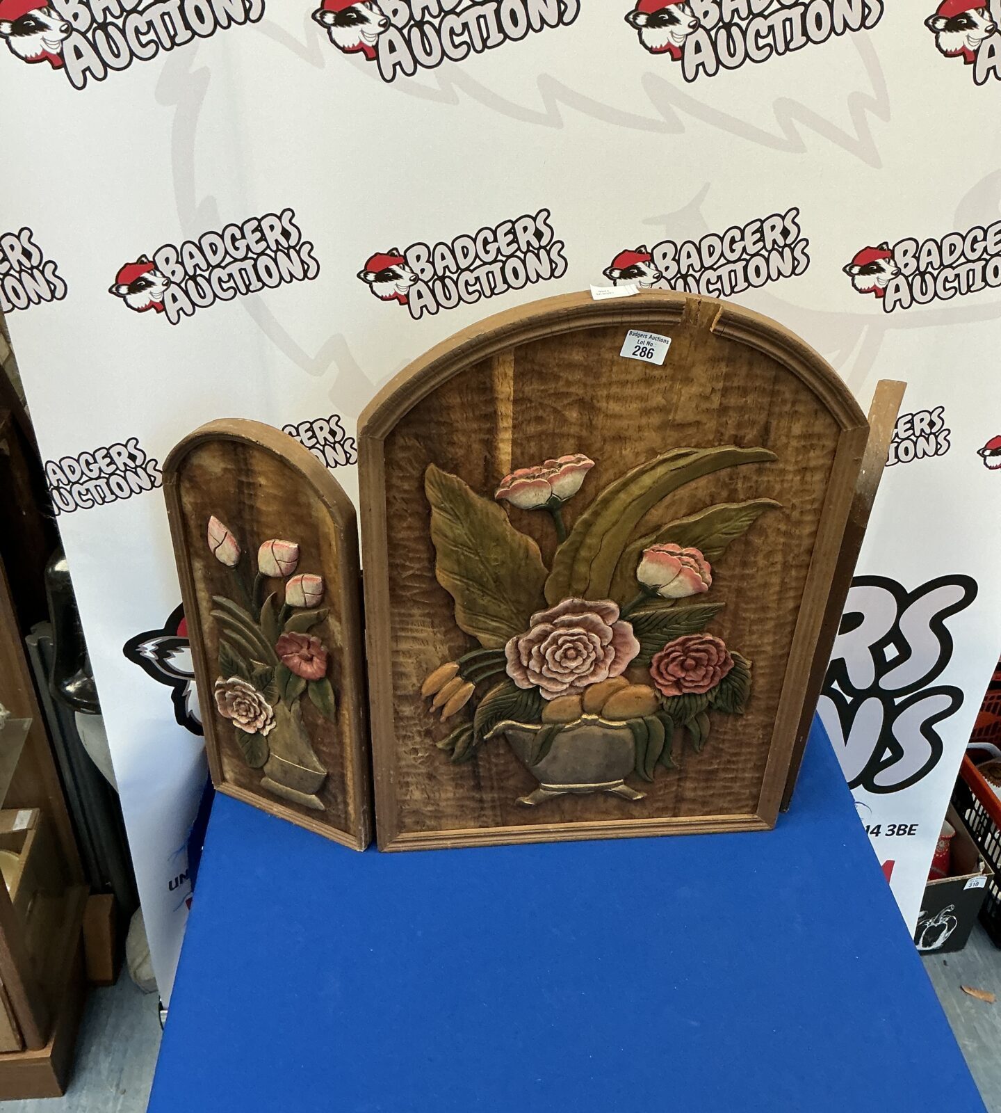 Carved wood folding Fire Screen – Badgers Auctions