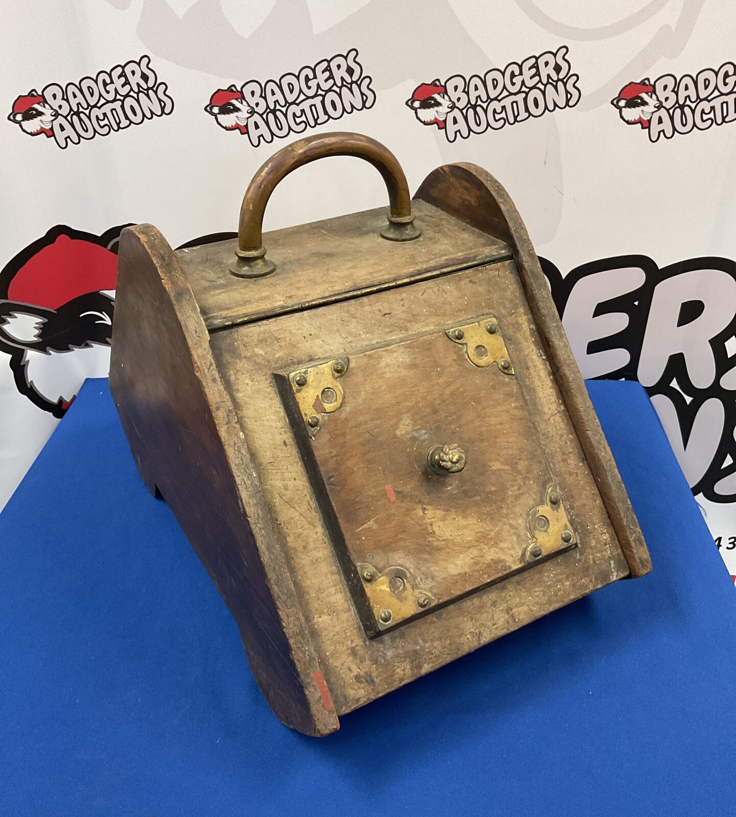 Victorian oak coal box with brass details – Badgers Auctions