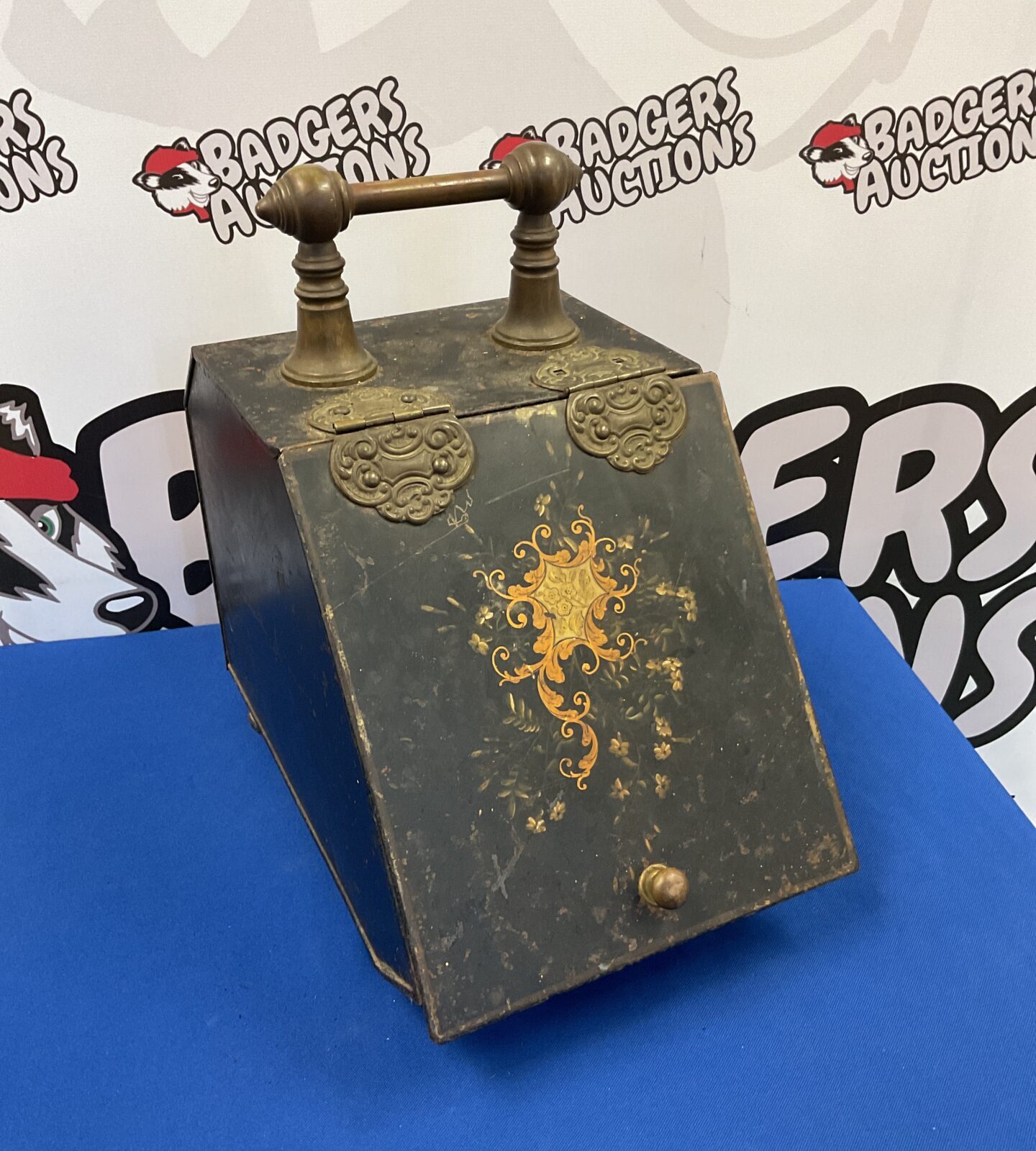 Metal Victorian coal box with brass details – Badgers Auctions