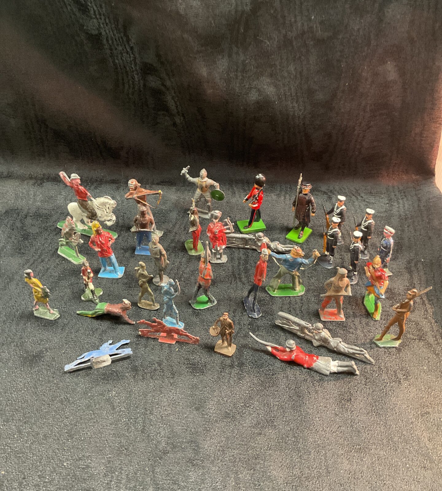 Collection of assorted lead and other toy soldiers – Badgers Auctions