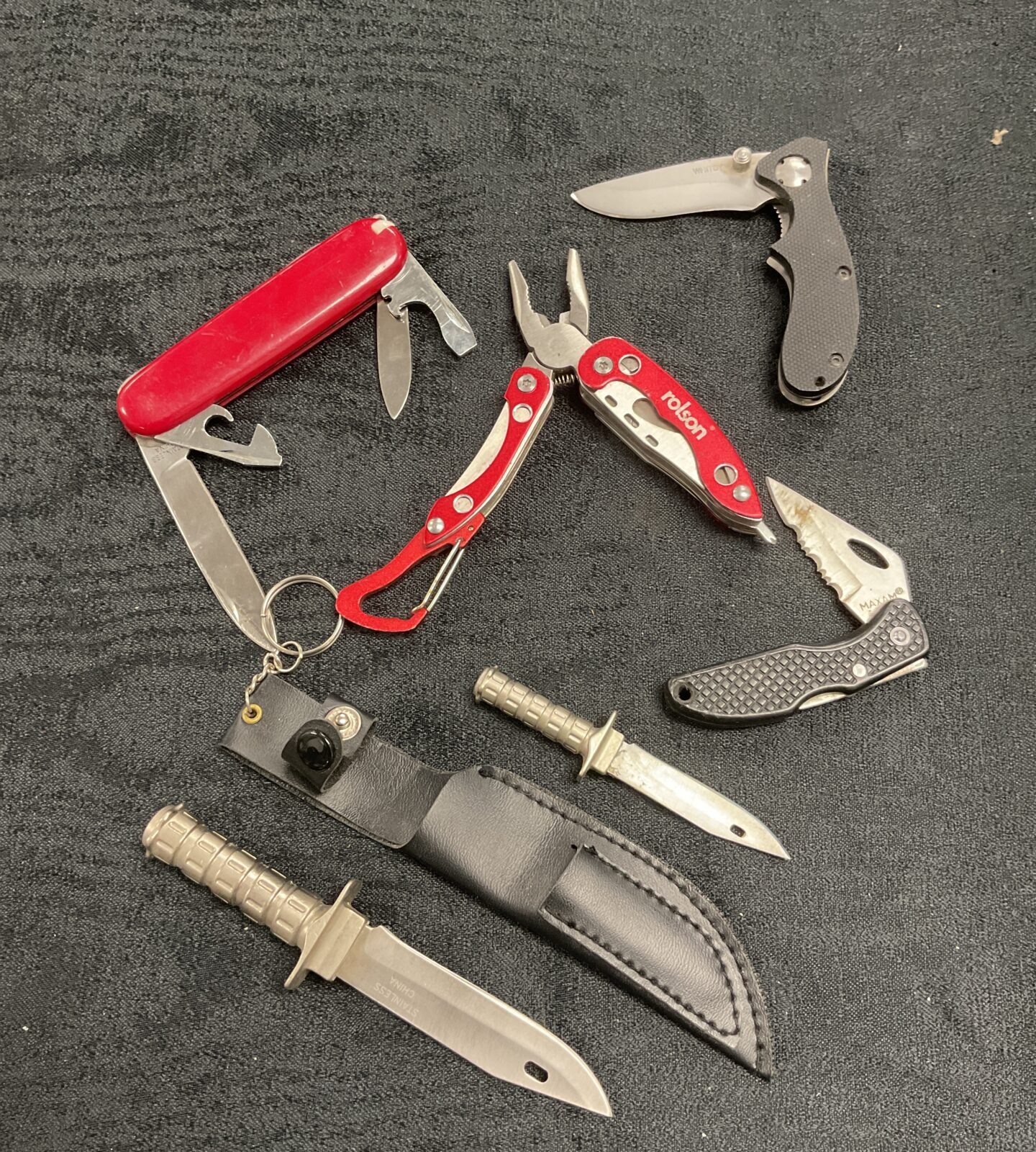Collection of pocket knives and multi tool – Badgers Auctions