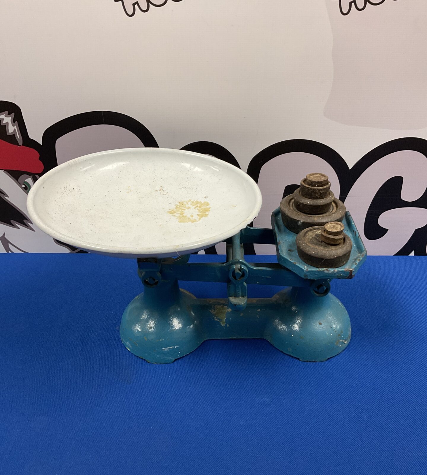 Vintage set of cast iron scales with enamel pan and weights – Badgers ...