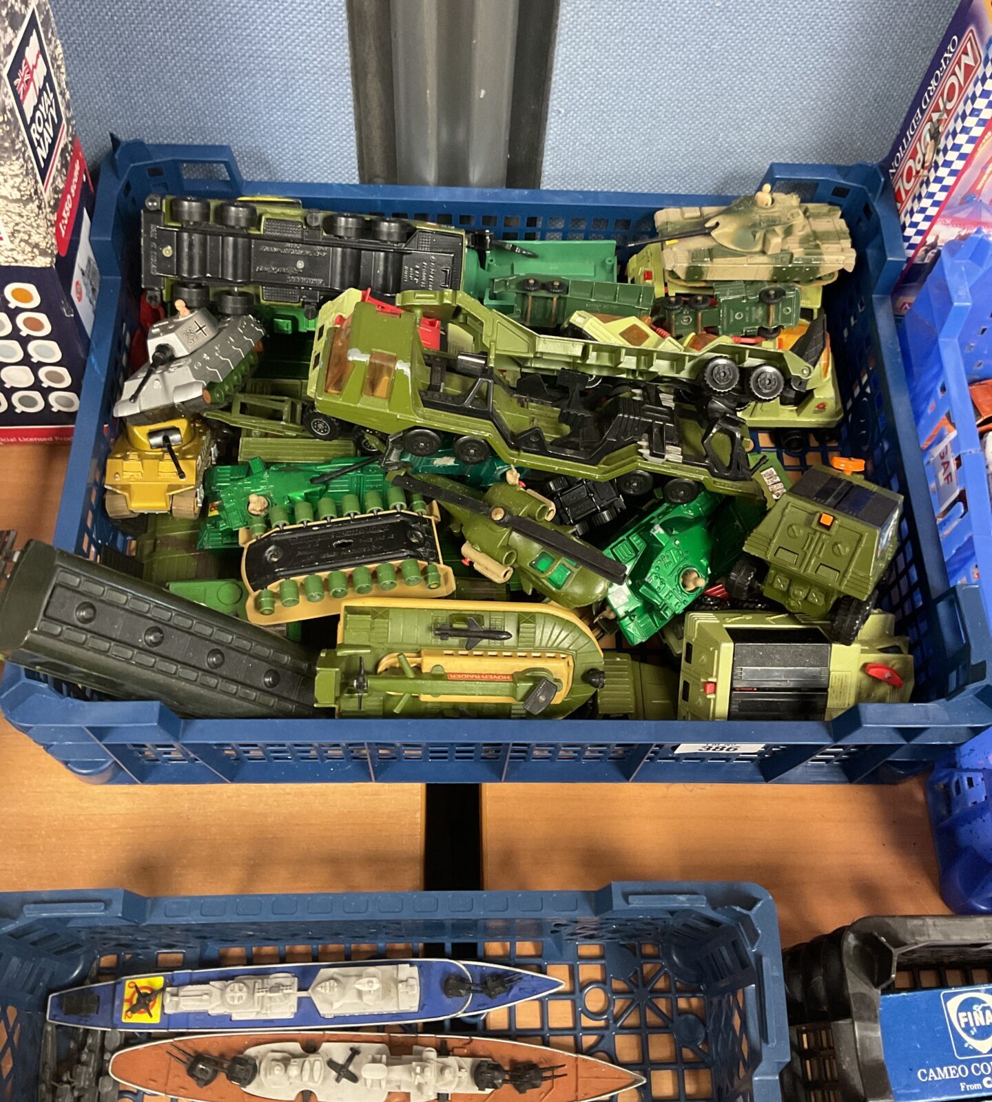 Box of matchbox superking military diecast models – Badgers Auctions