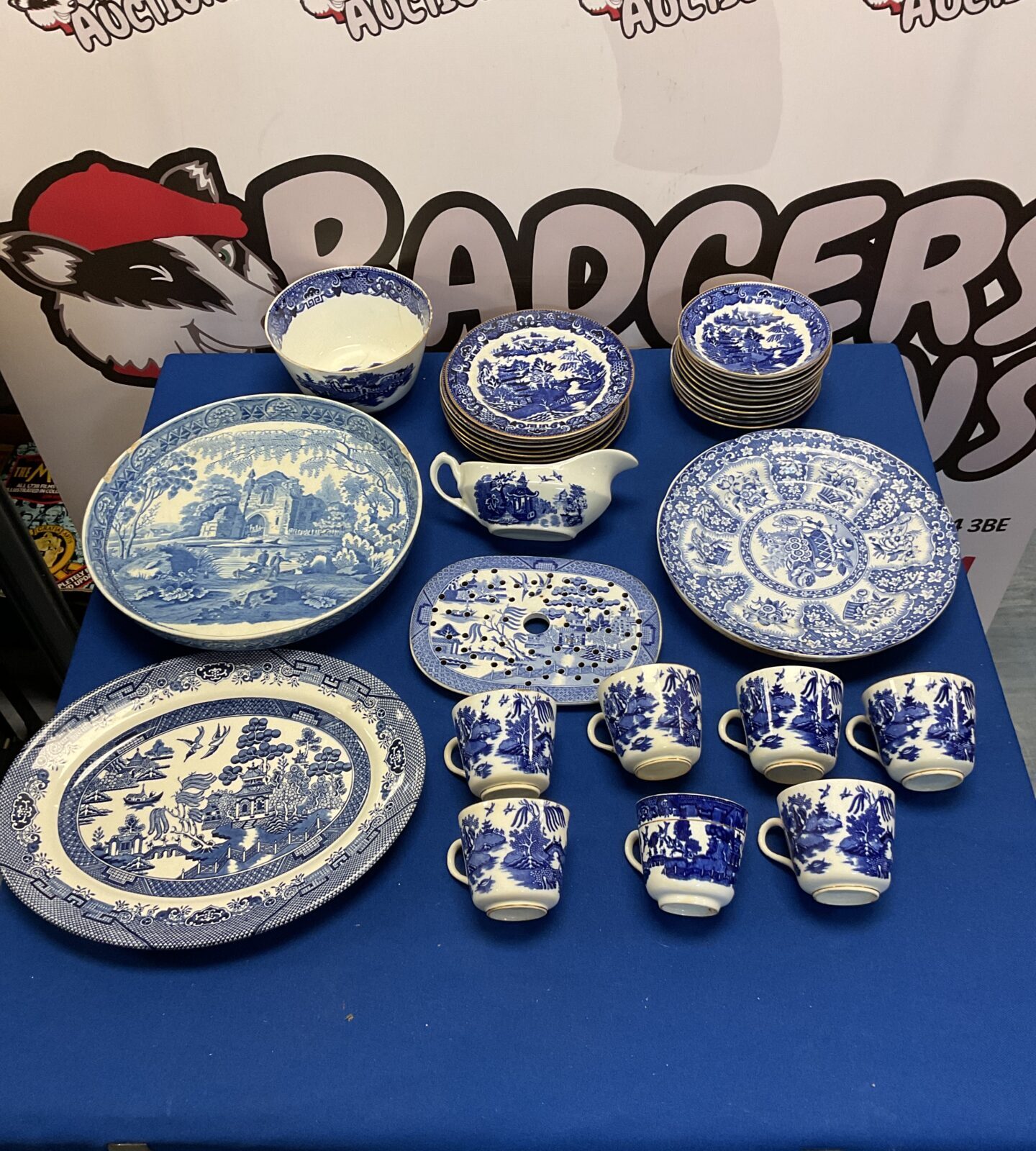 Collection of vintage & antique willow pattern blue & white china ...