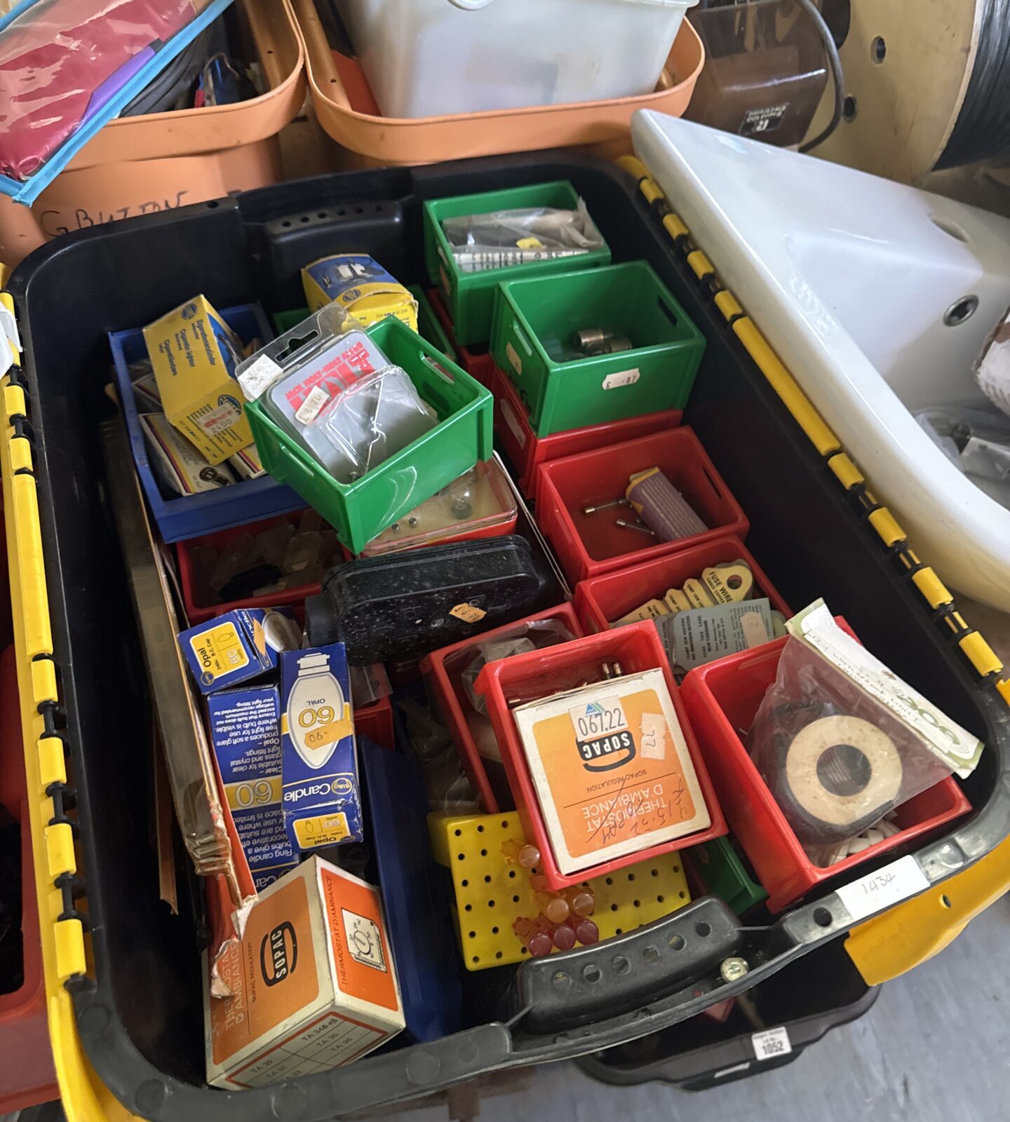 Box of mixed items mostly electrical – Badgers Auctions
