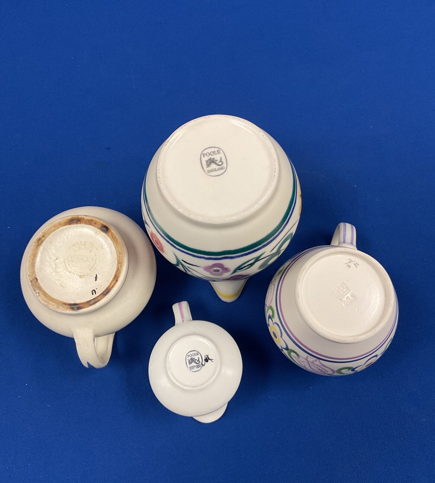 Four poole pottery & honiton jugs – Badgers Auctions