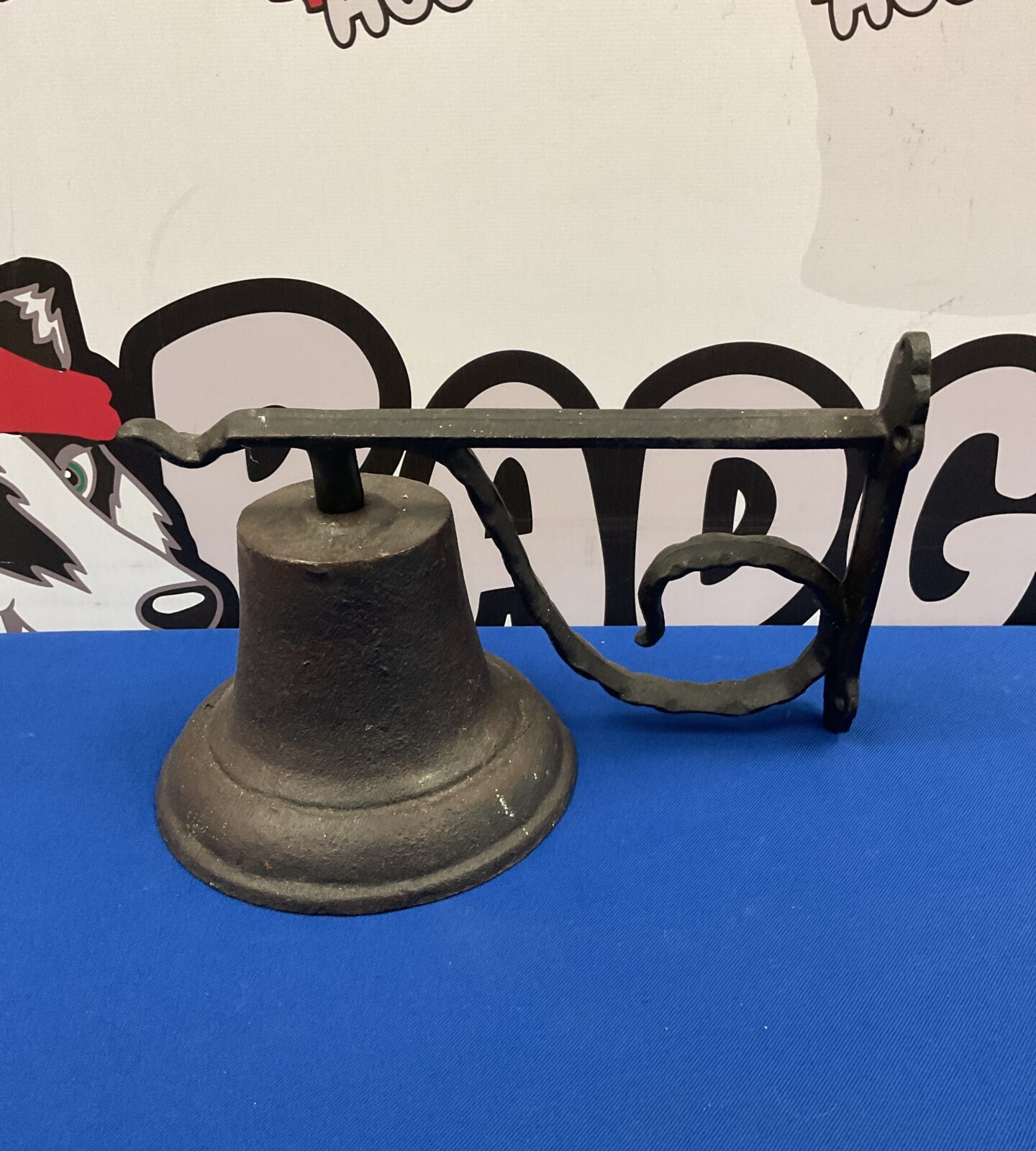 Cast iron bell on wall bracket – Badgers Auctions