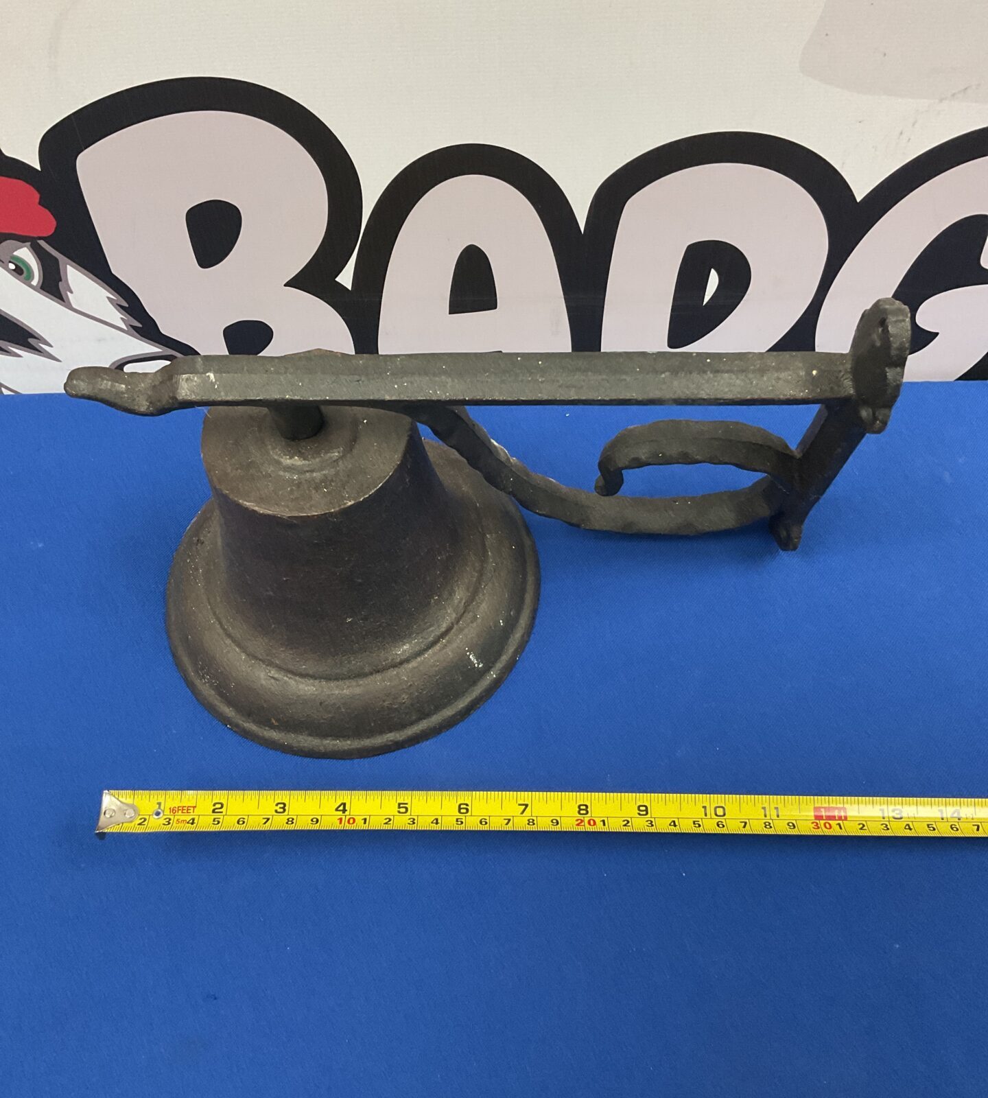 Cast iron bell on wall bracket – Badgers Auctions