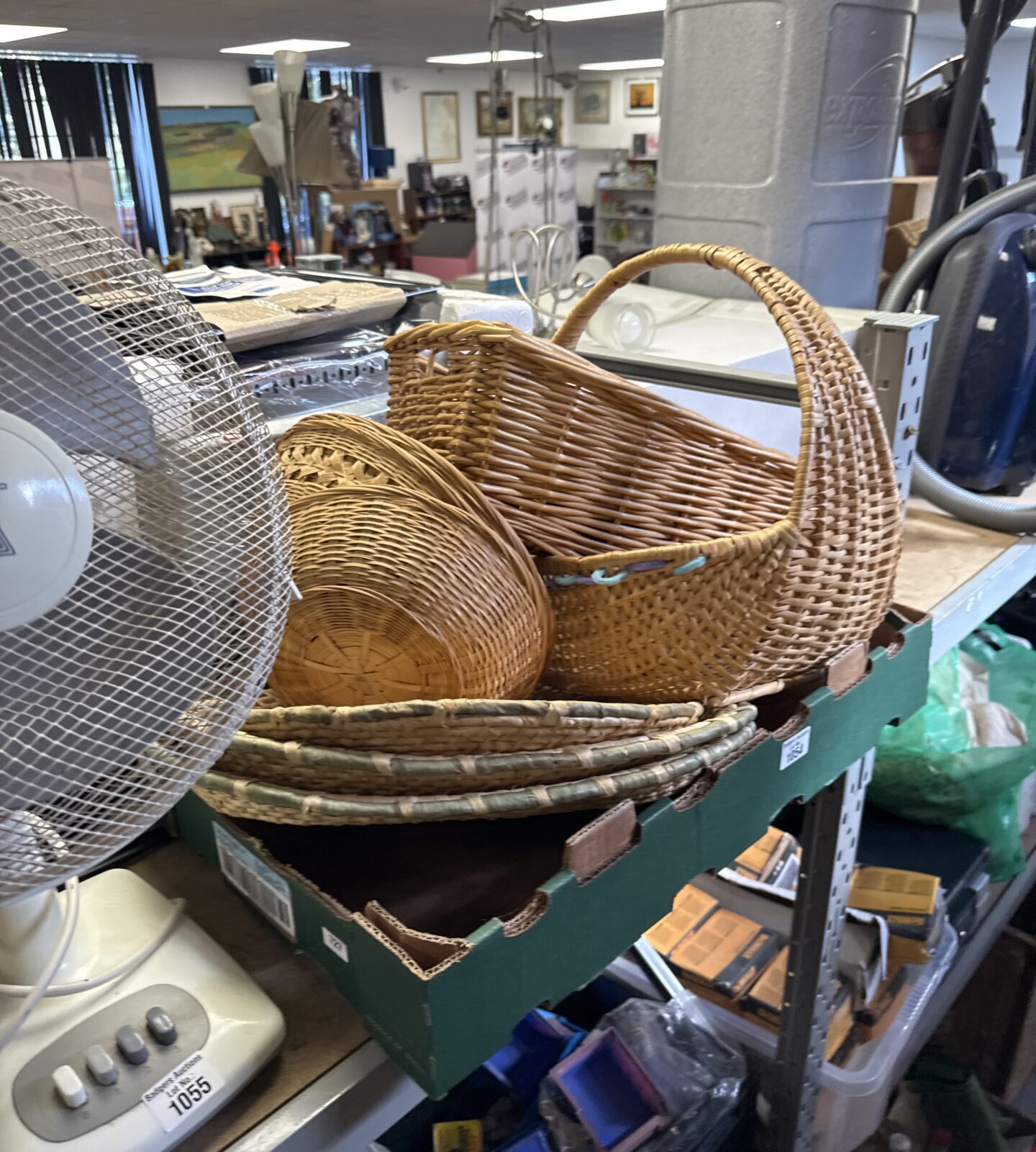 Tray of assorted wicker baskets – Badgers Auctions