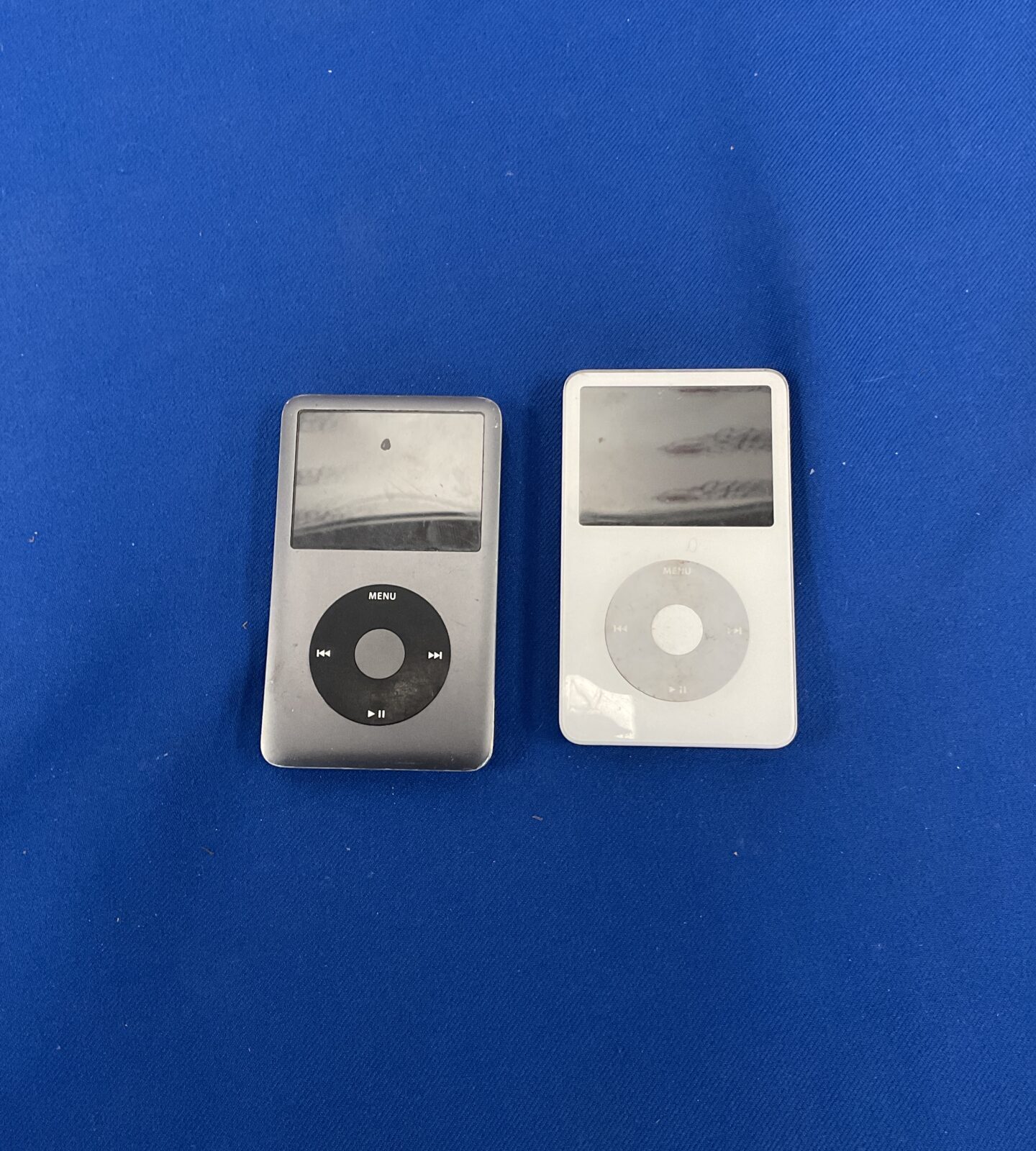 2 Apple iPod classics, 160GB and 30GB – Badgers Auctions