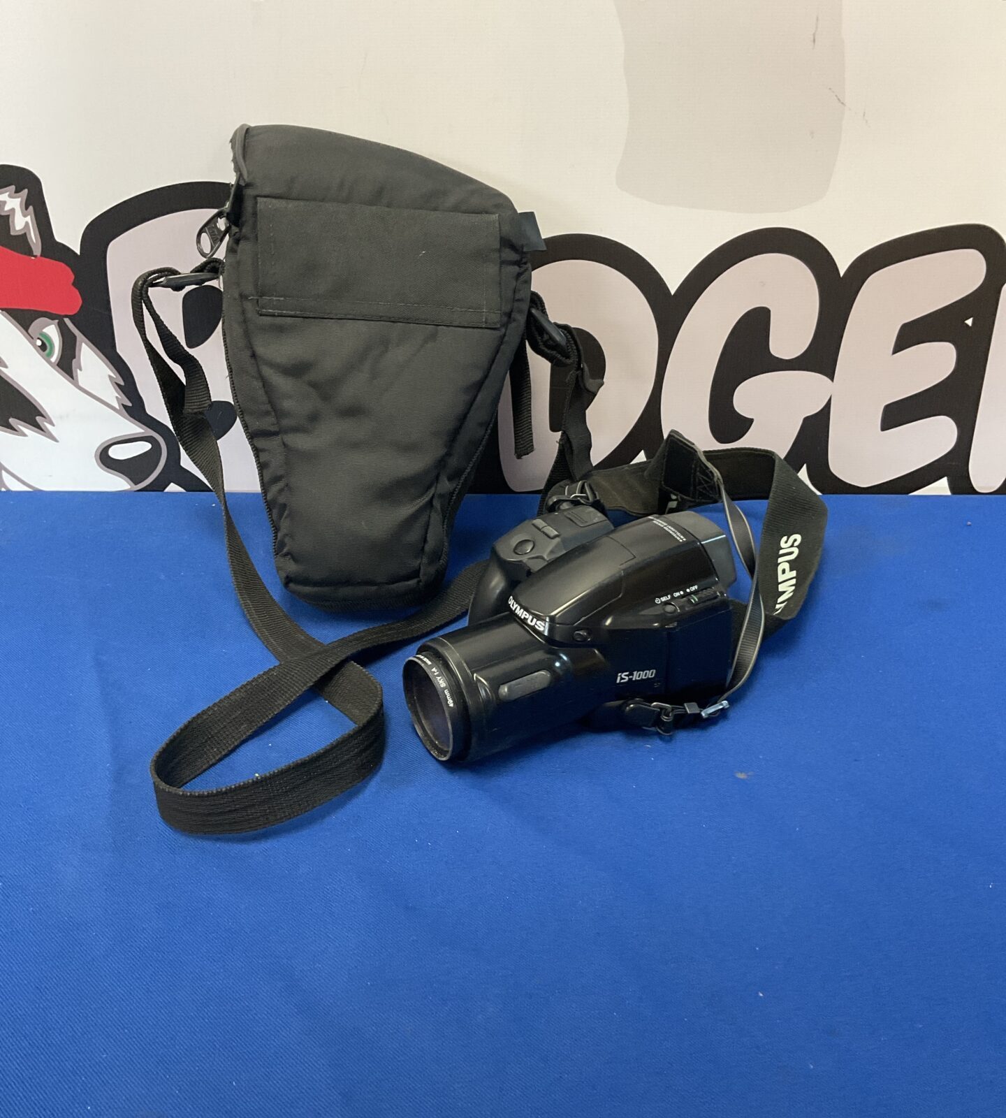 Olympus iS-1000 camera and carry case – Badgers Auctions