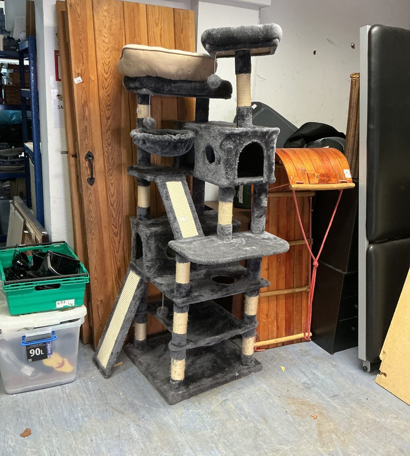 Indoor cats play climbing frame – Badgers Auctions