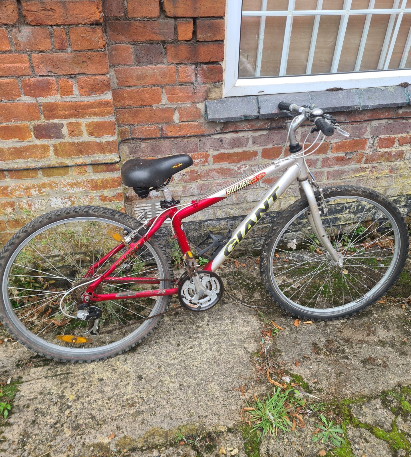 Giant boulder sport series alu lite mountain bike – Badgers Auctions