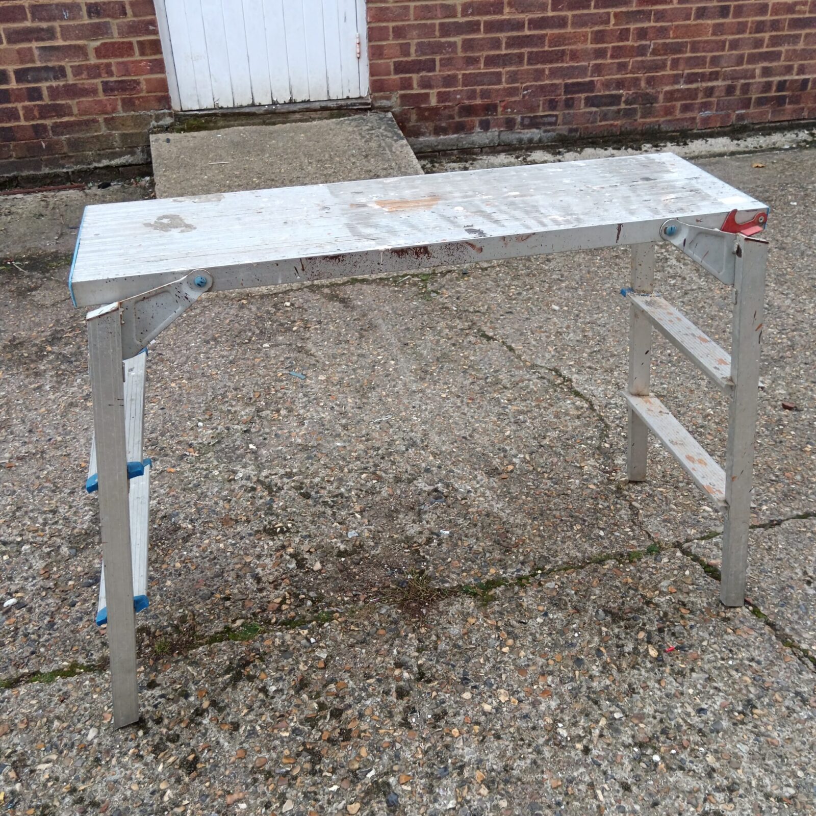 Folding decorators aluminium platform – Badgers Auctions