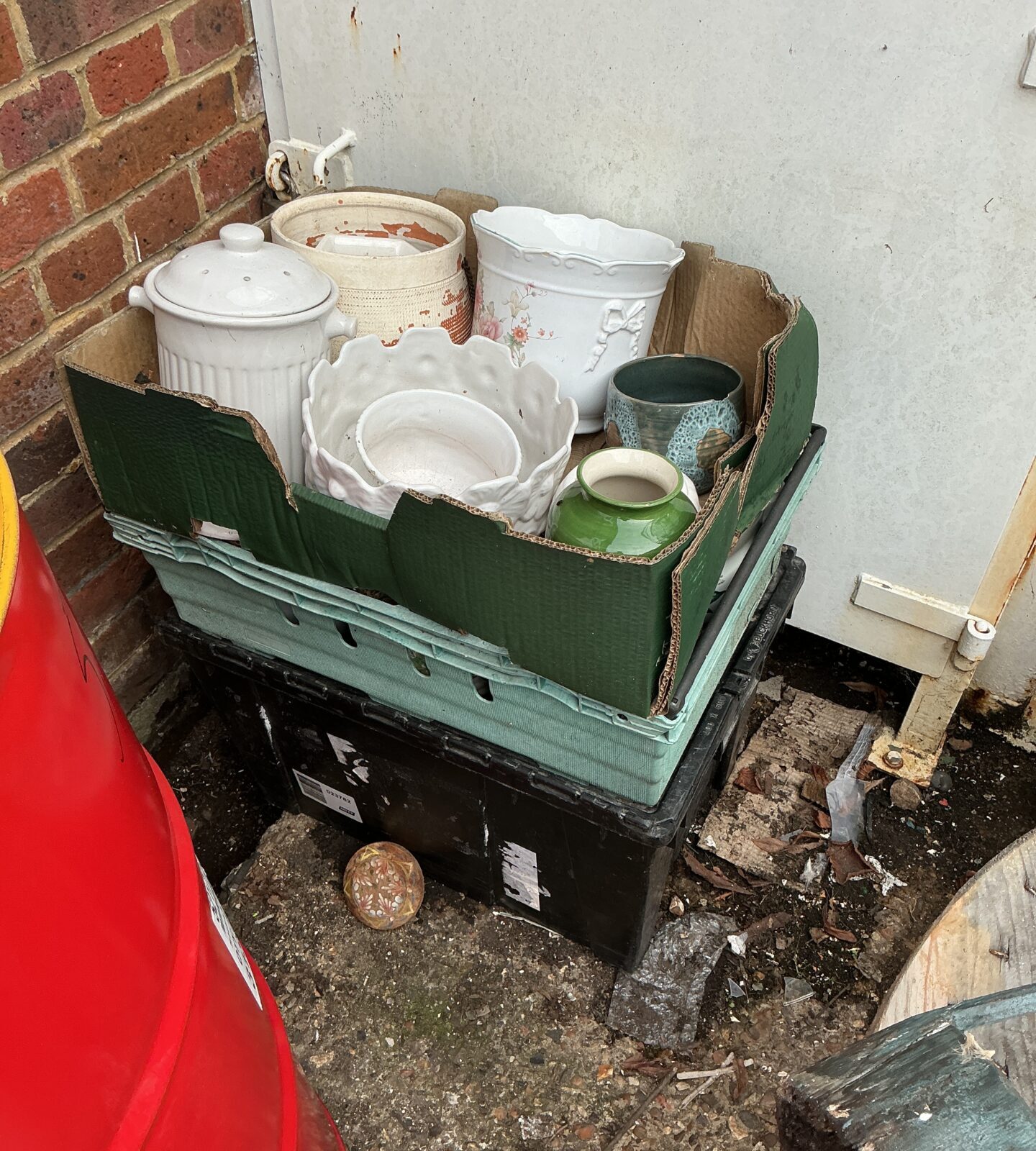 Quantity of garden planters and pots – Badgers Auctions