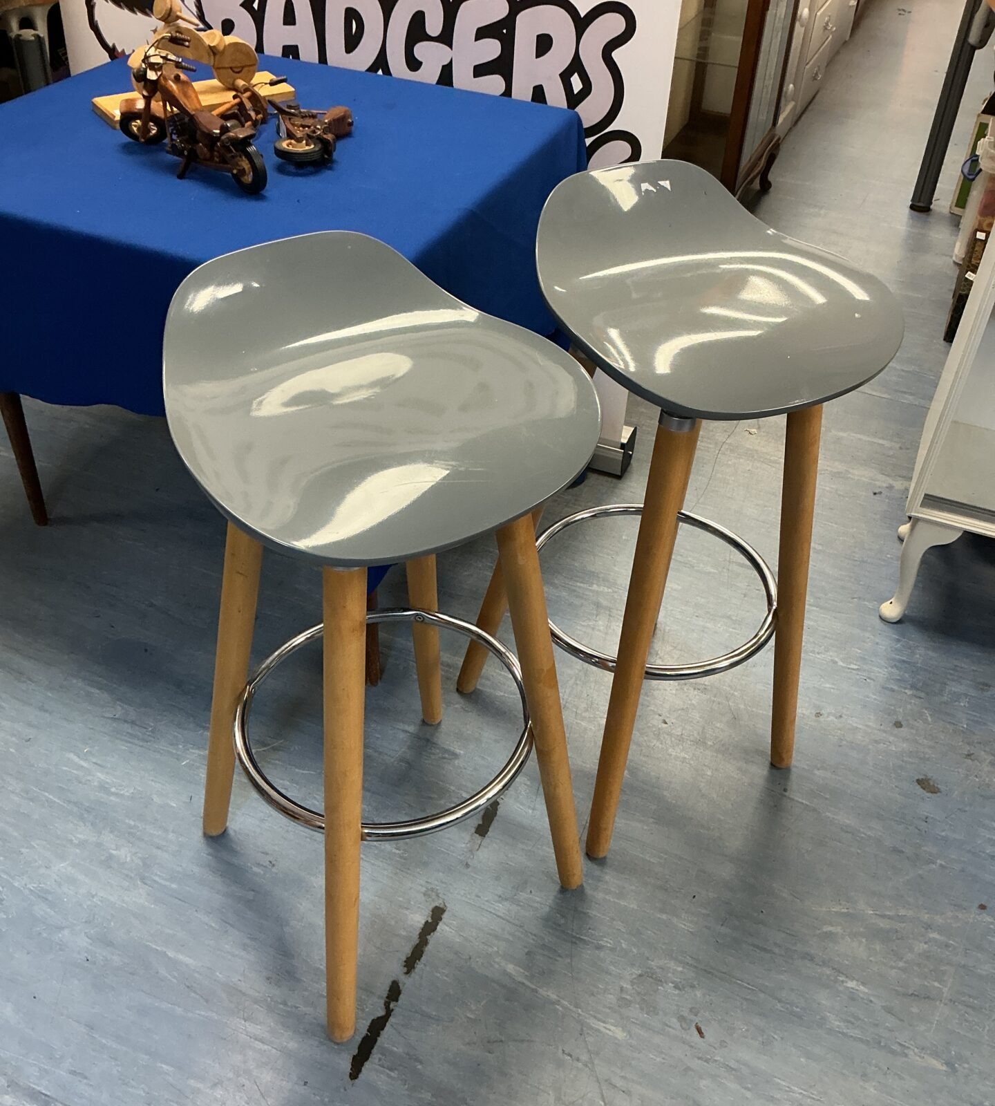 Grey Kitchen Stools – Modern Dining Seating – Badgers Auctions