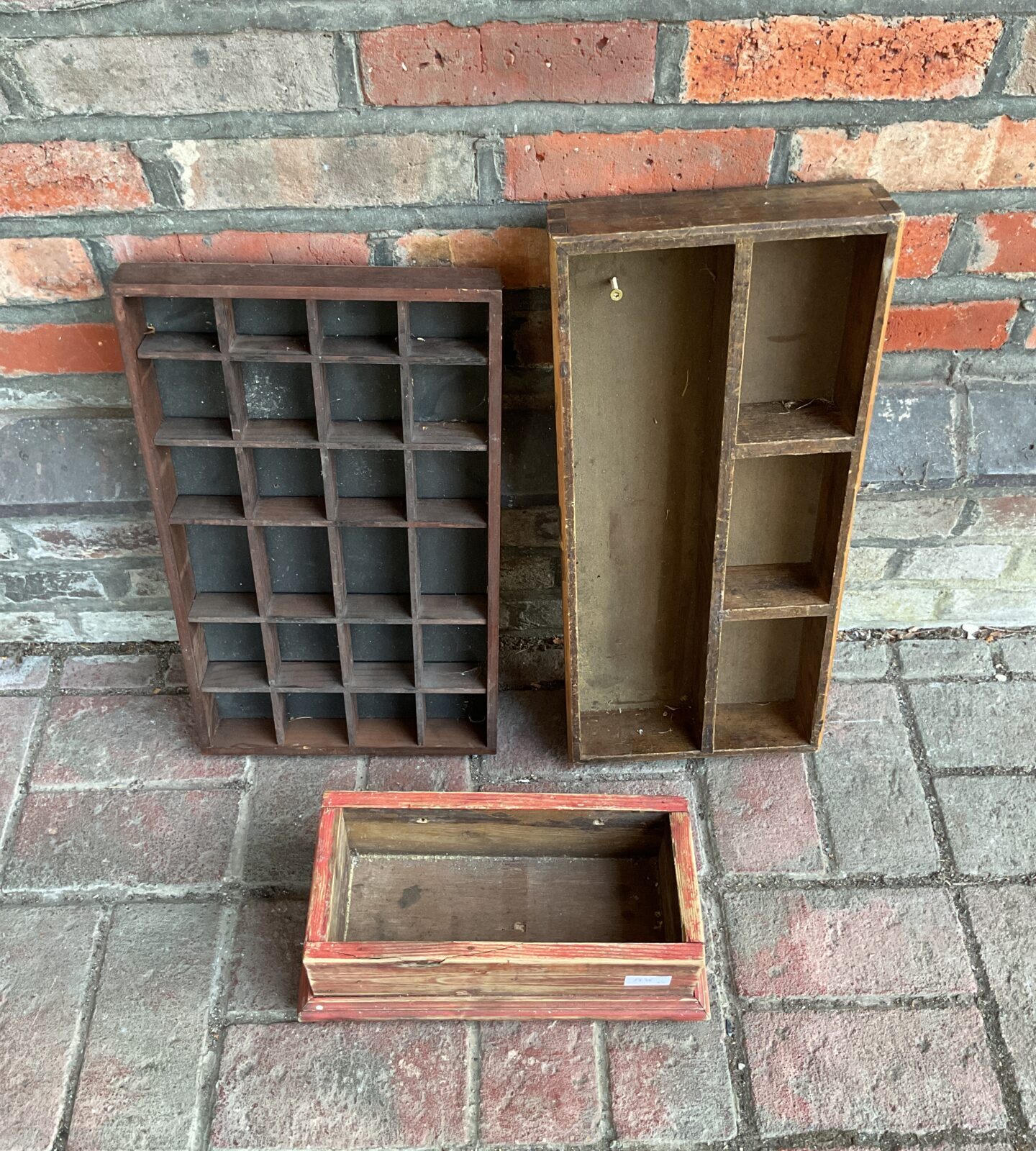 Three vintage wooden display boxes – Badgers Auctions