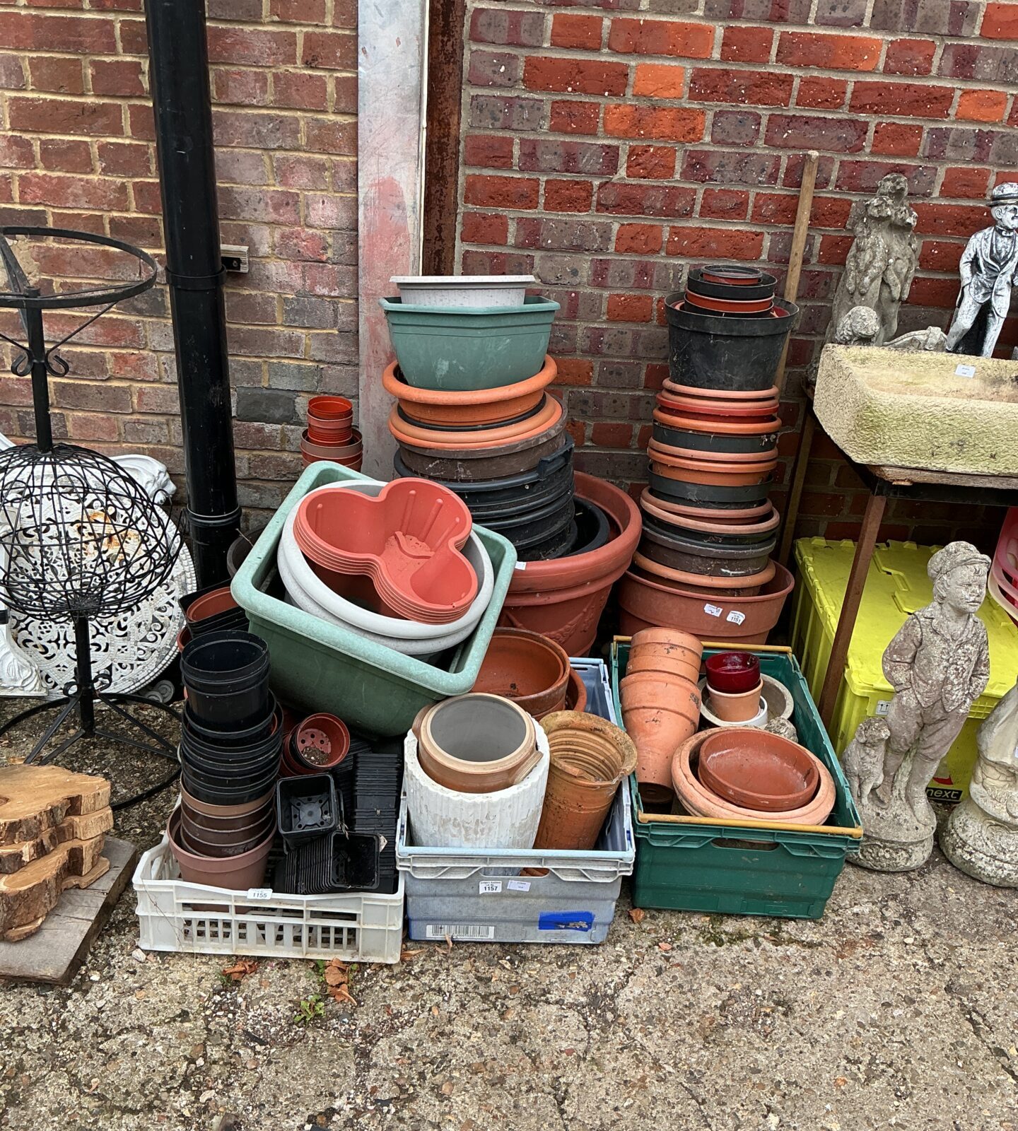 Large quantity of garden pots and flower pots – Badgers Auctions