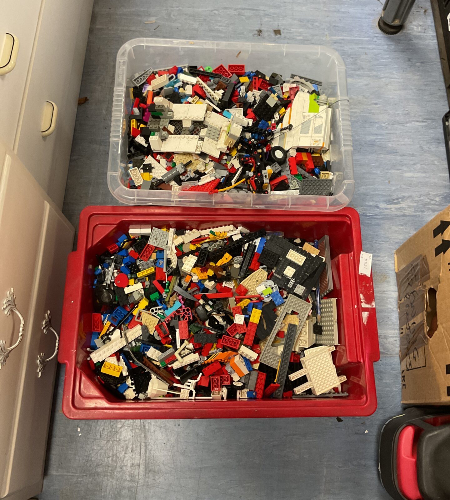 Two boxes full of mixed lego – Badgers Auctions
