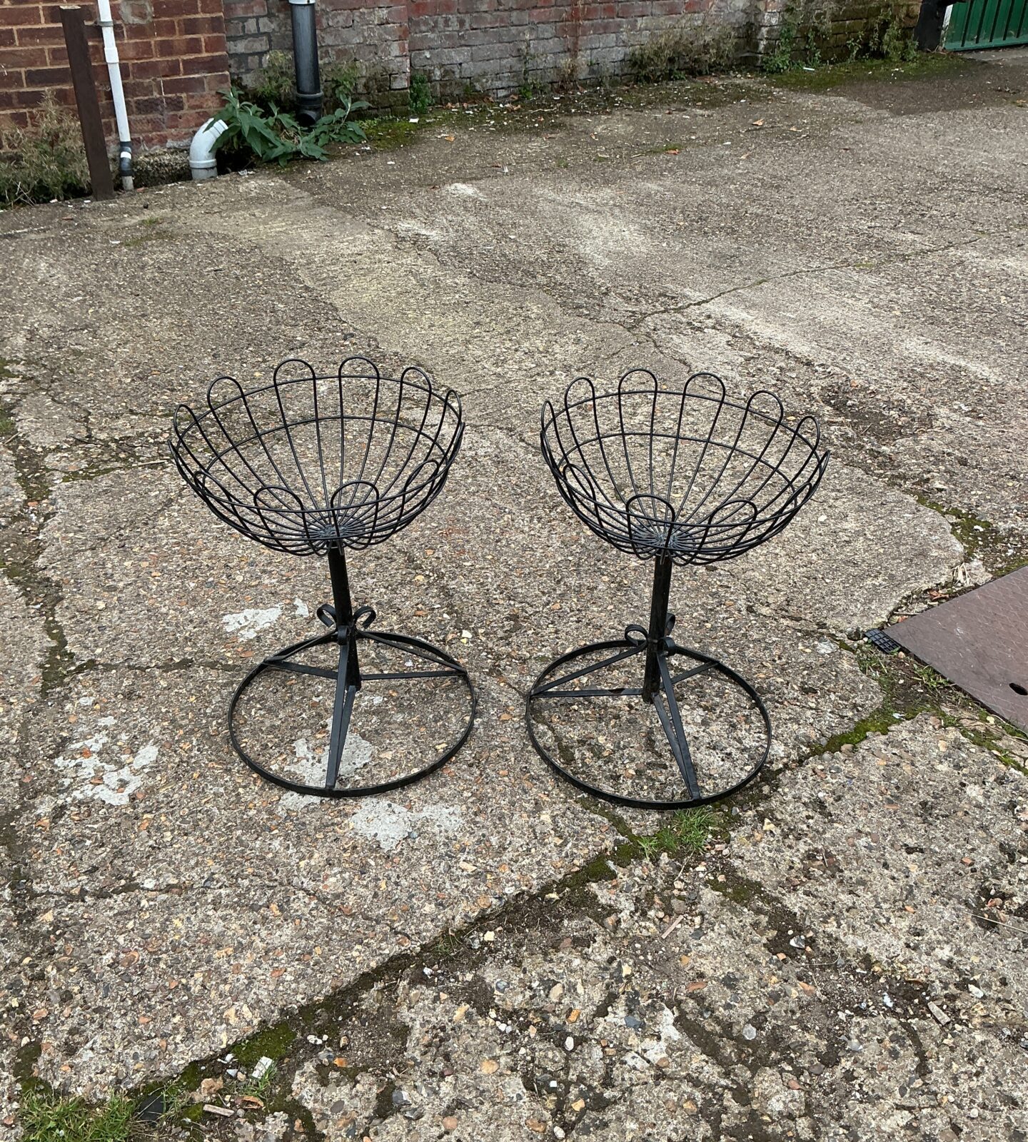 Two metal garden basket stands – Badgers Auctions