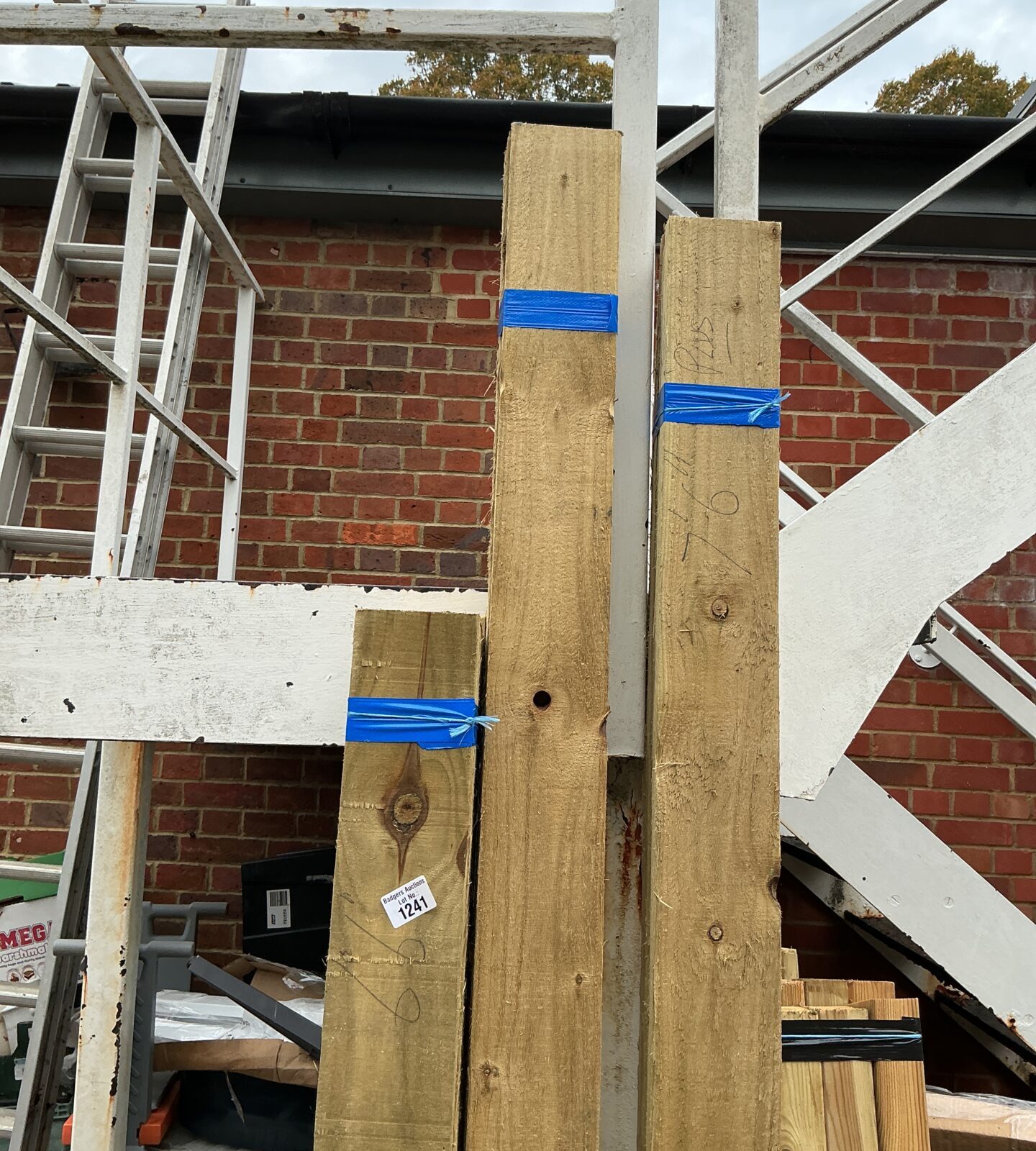 Three bundles of 7’ ish timber – Badgers Auctions