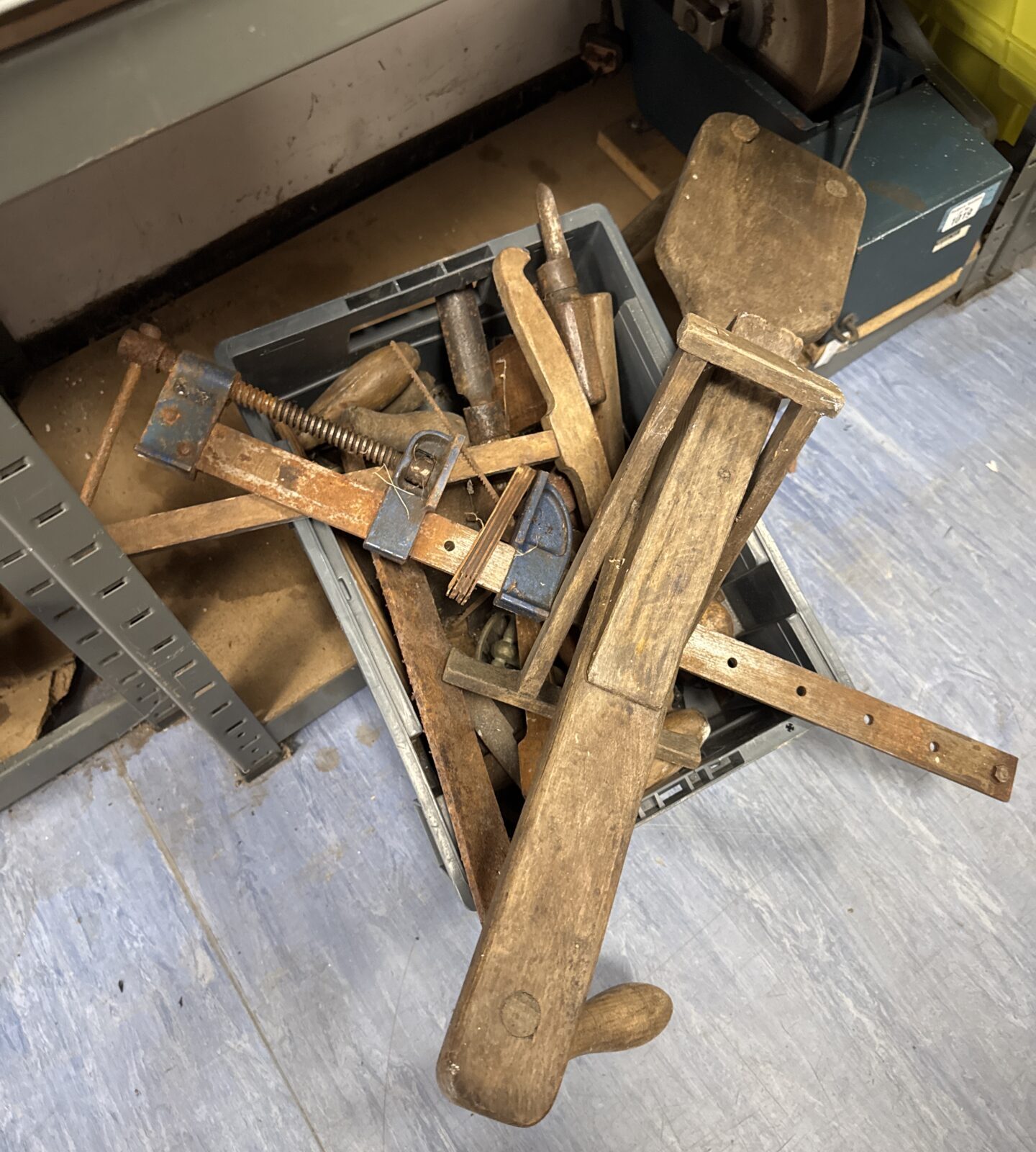 Box of vintage woodworking tools – Badgers Auctions
