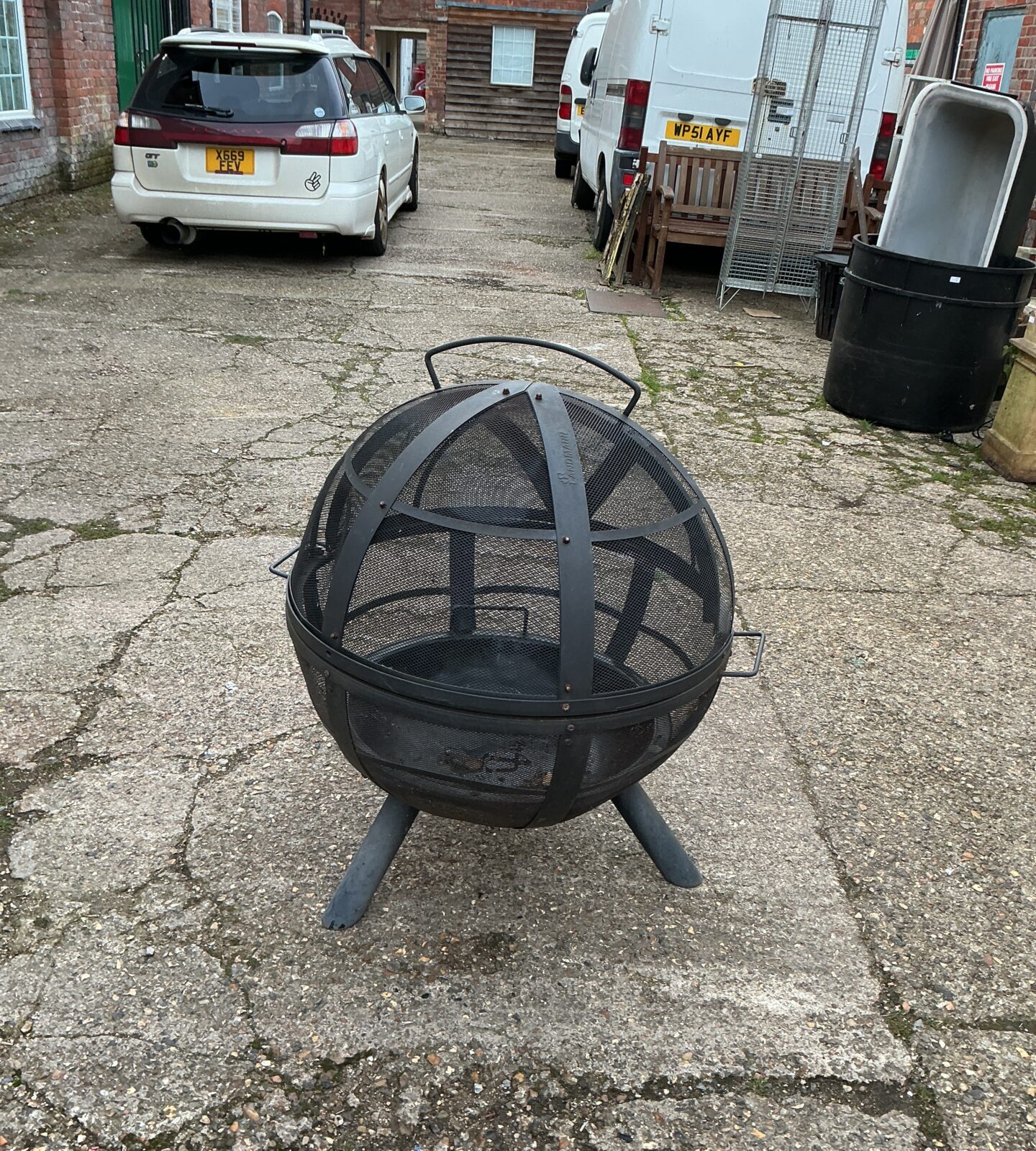 Lanmann Metal round fire pit – Badgers Auctions