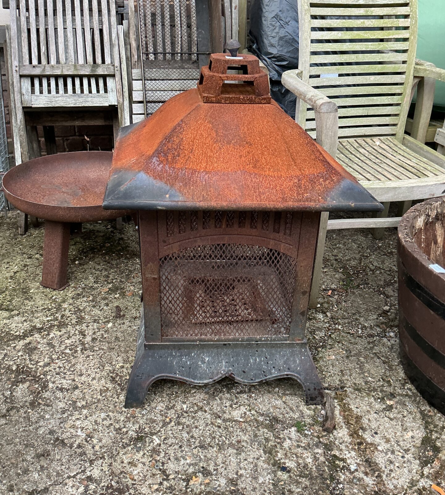 Metal Ornate Fire basket – Badgers Auctions