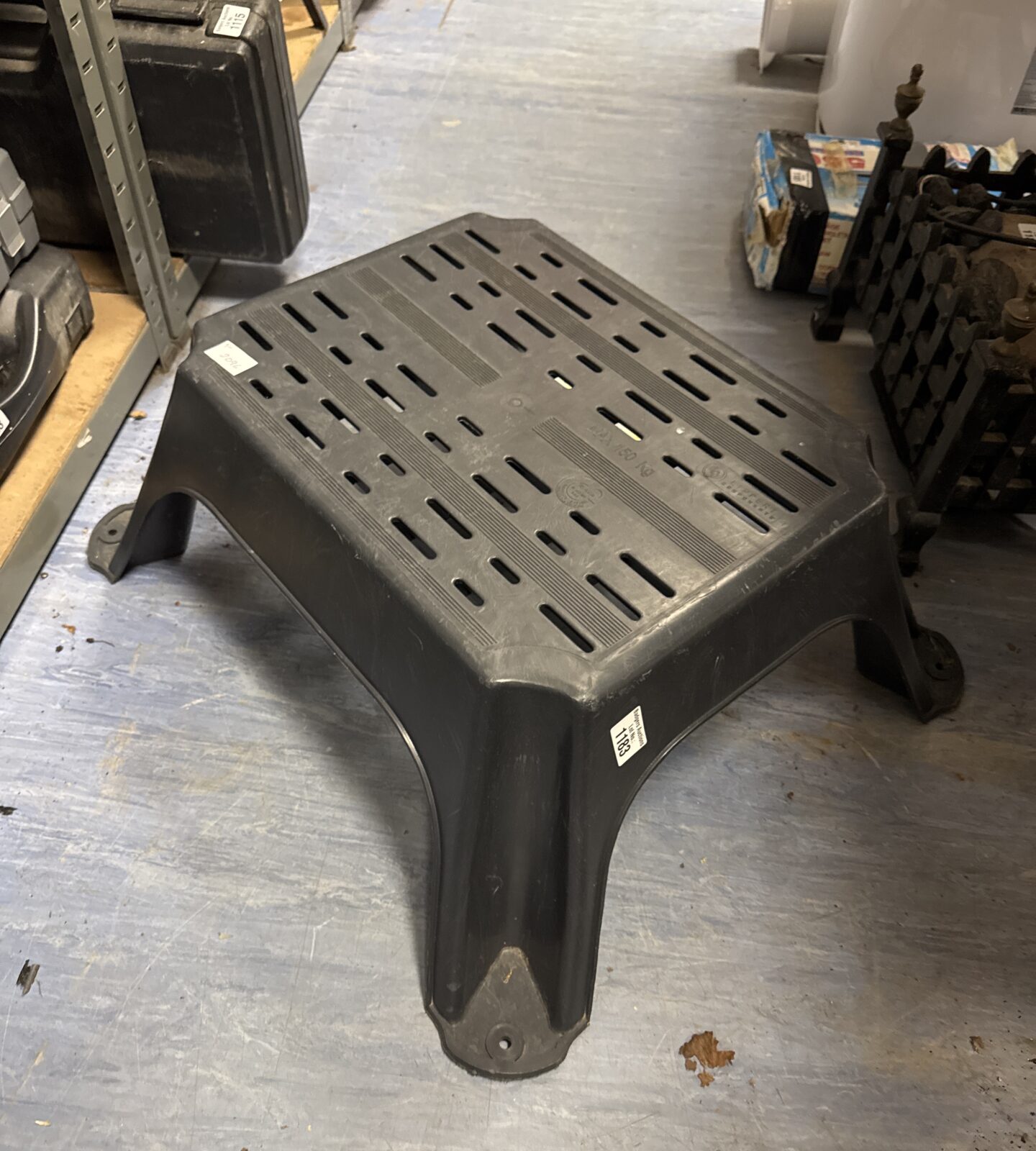 150kg rated plastic access step – Badgers Auctions