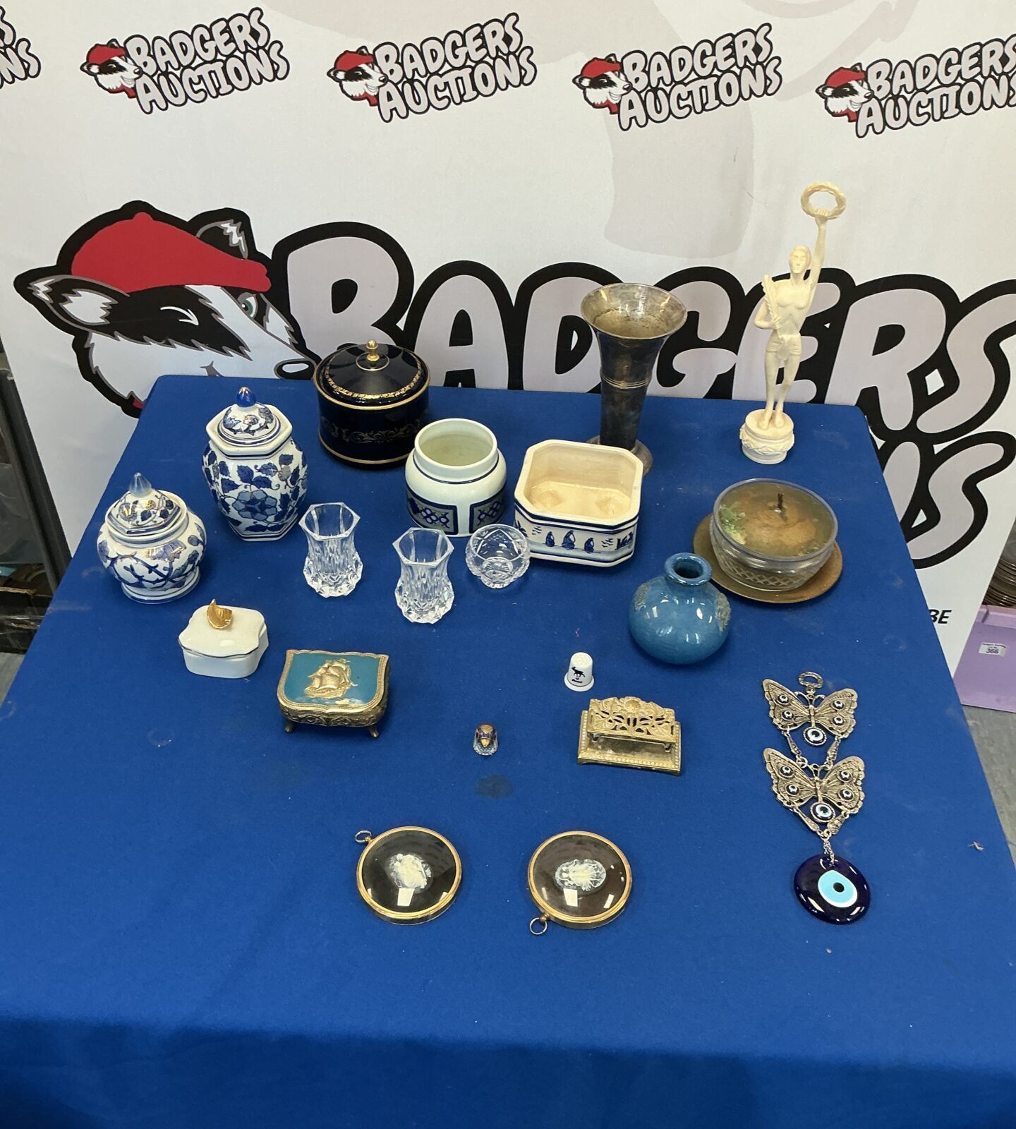 Collection of mixed porcelain items inc Royal Doulton – Badgers Auctions
