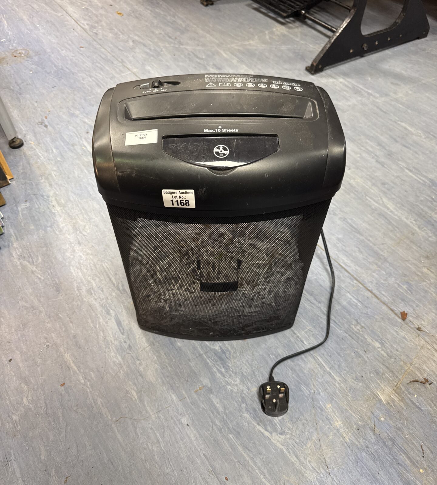 Proaction 10 sheet paper shredder – powers on – Badgers Auctions