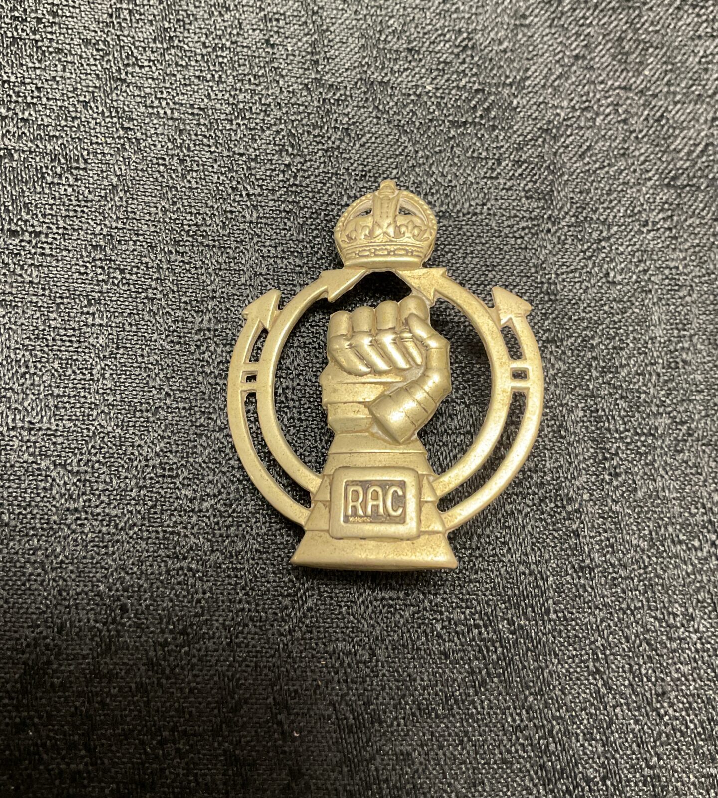 W.W.2 Royal Armoured corps Cap Badge – Badgers Auctions