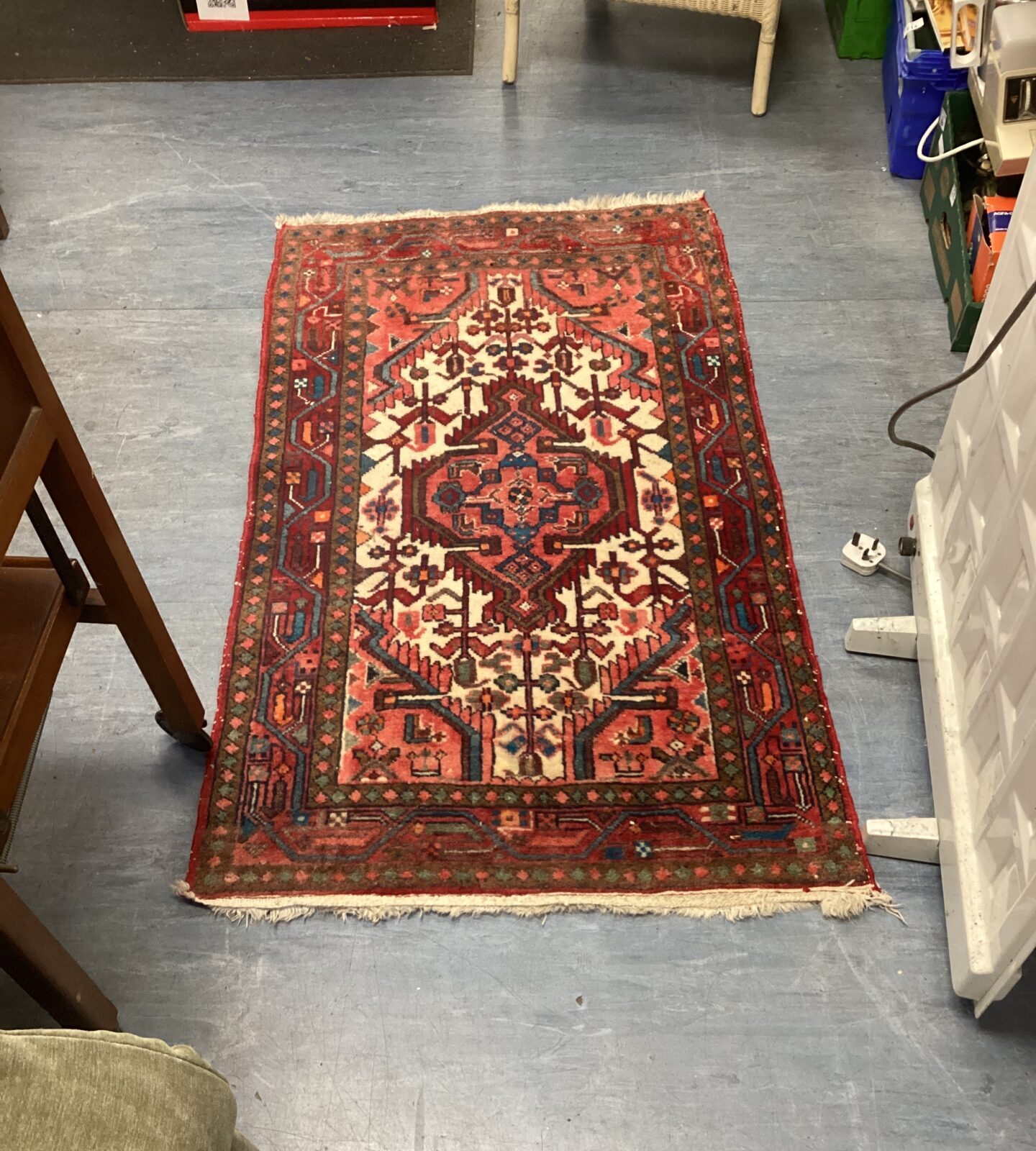 Small red rug approximately 4ft x 2ft – Badgers Auctions