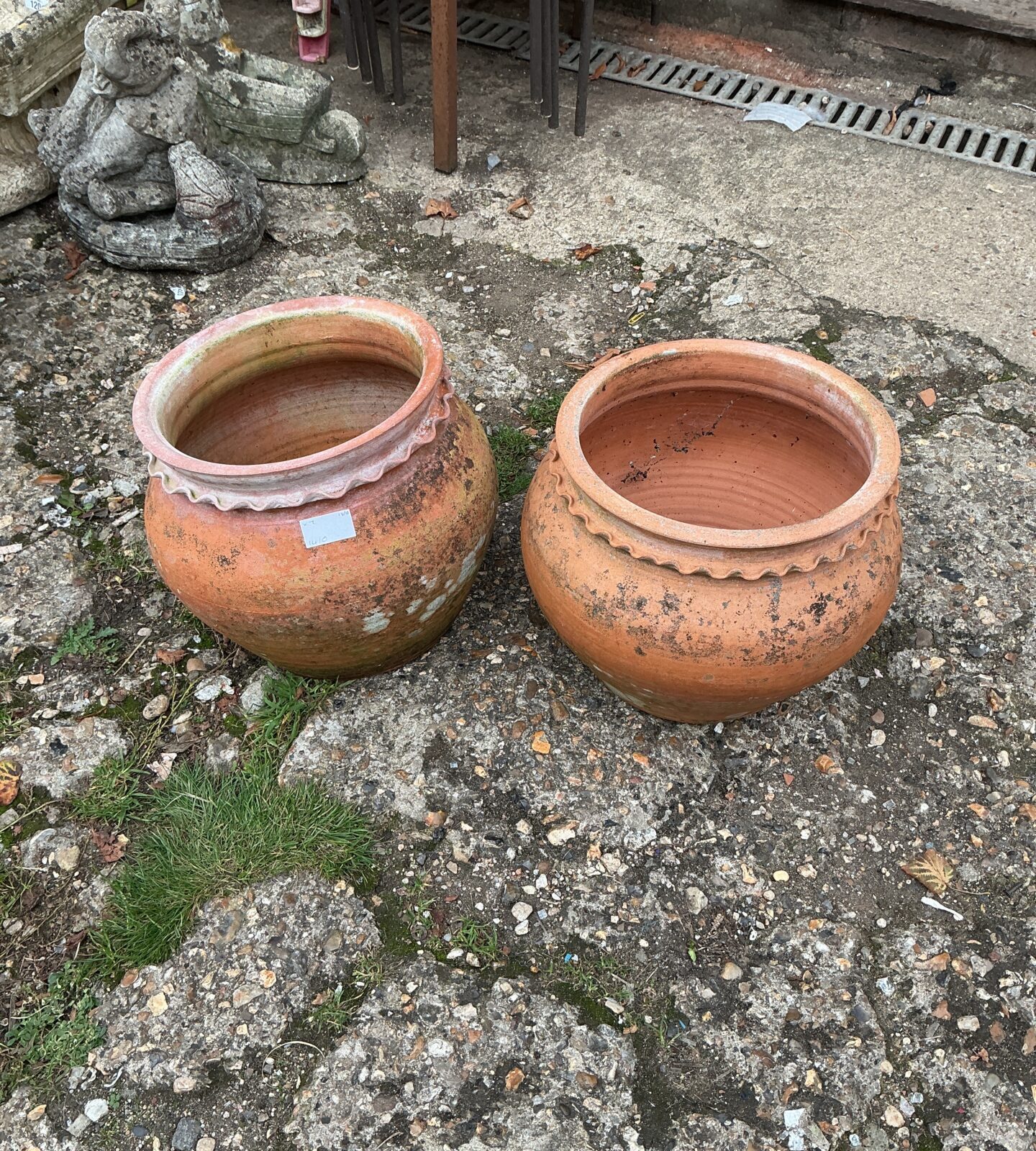 Two terracotta garden pots – Badgers Auctions