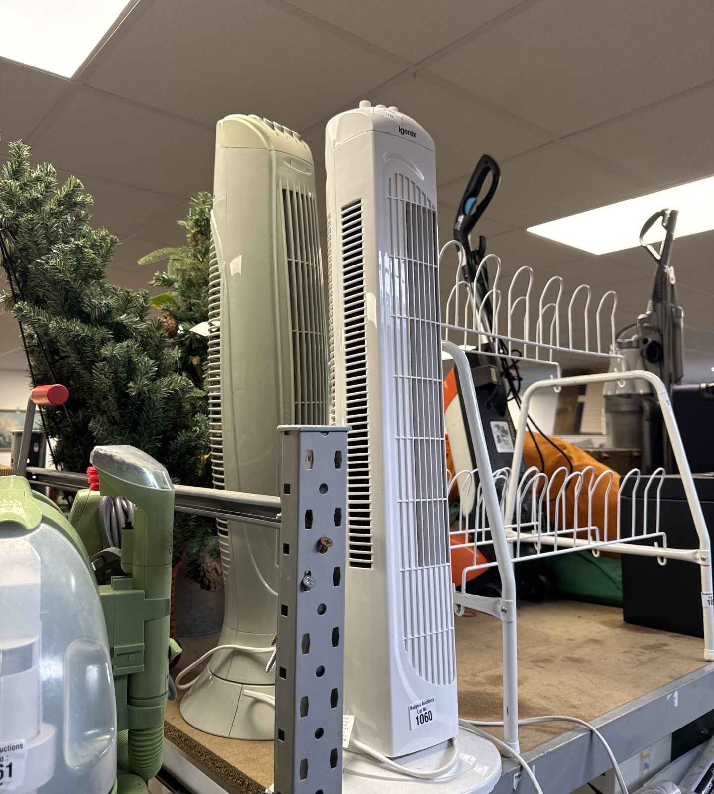 Two tower fans inc igenix – Badgers Auctions