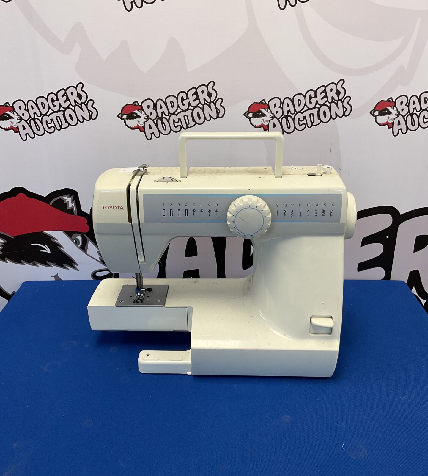 Toyota model RS2000 series sewing machine – Badgers Auctions