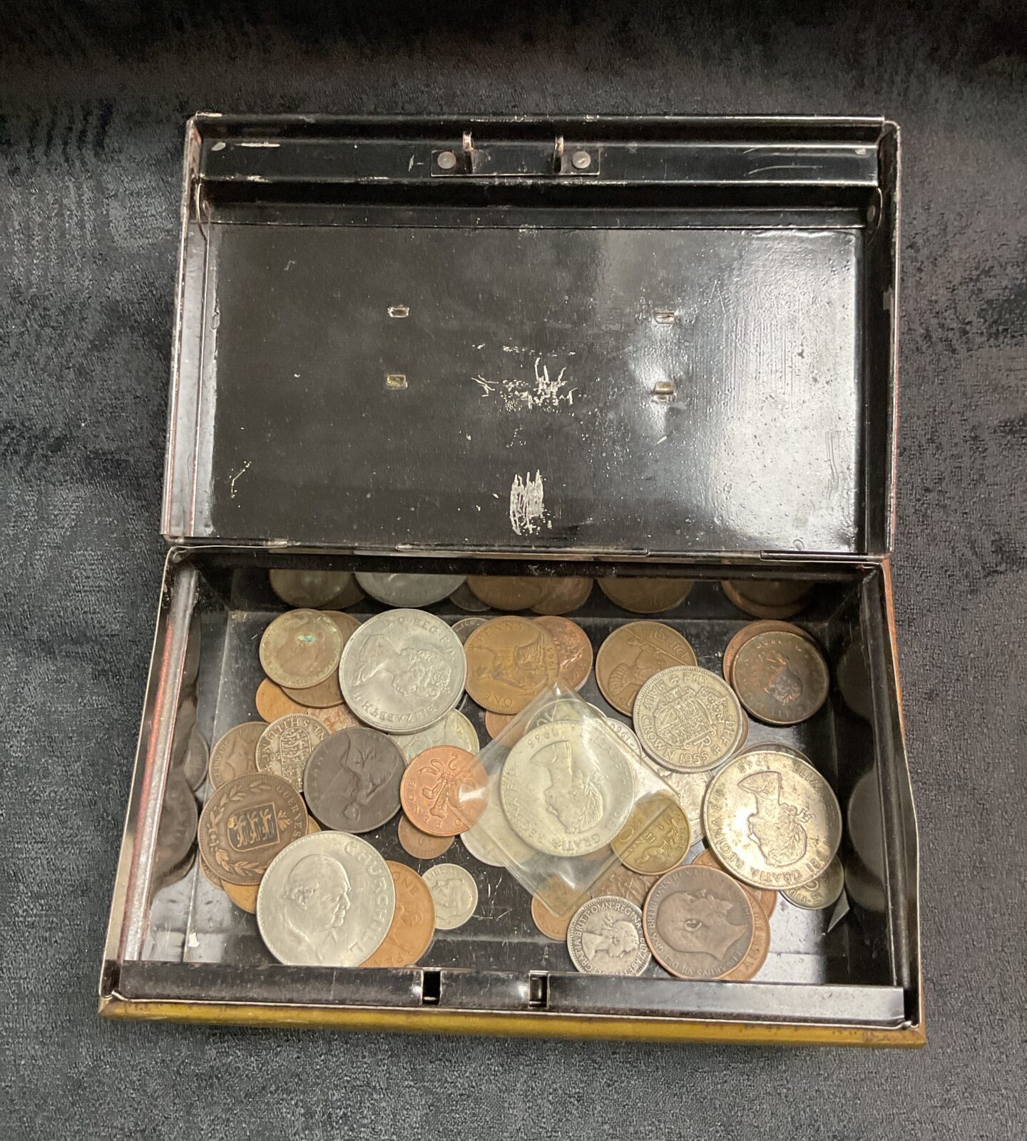 Cash tin with assorted coins – Badgers Auctions